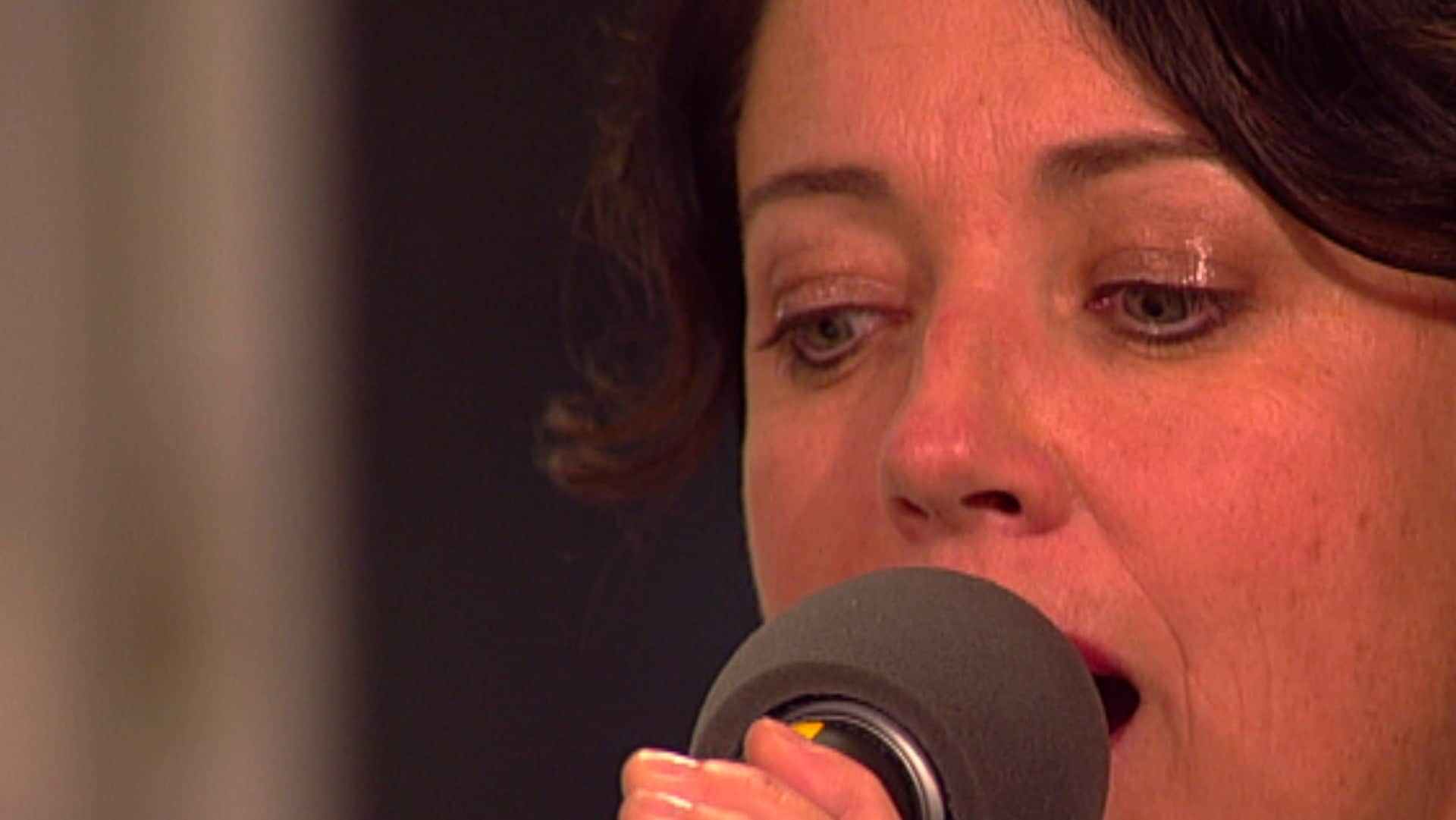 Else-May Botten griper mikrofonen og synger en strofe til deg. – NRK