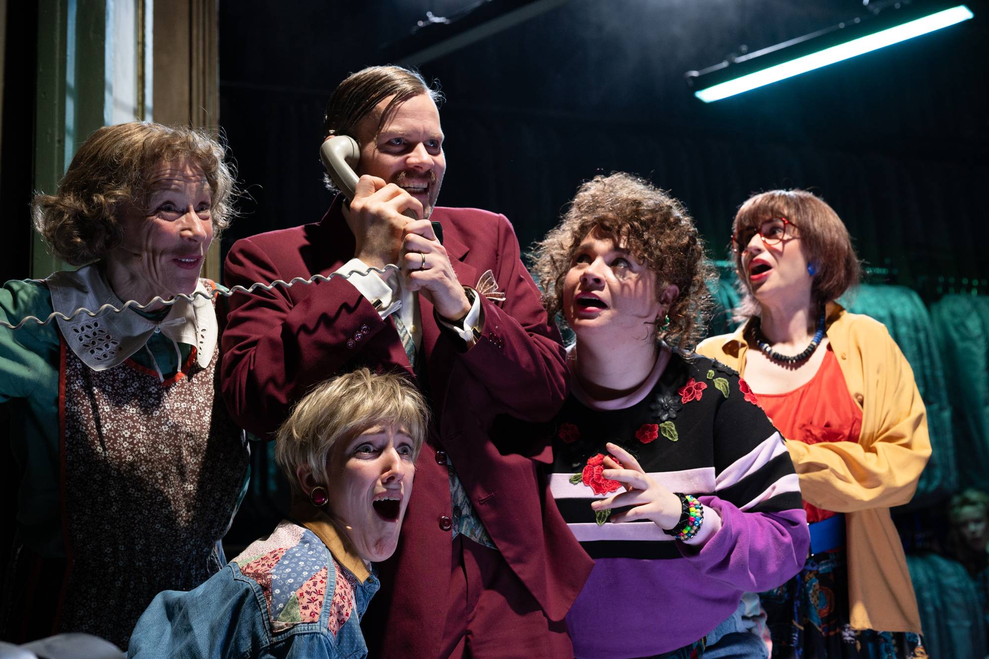 Anmeldelse: «Fredrikssons fabrikk» på Centralteatret – Anmeldelser og ...