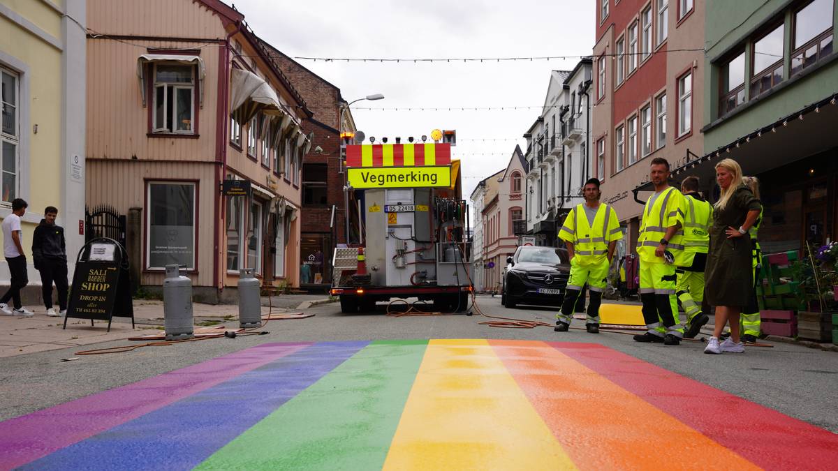 Tollbugata i Drammen er måla i regnbogens fargar til Drammen pride ...