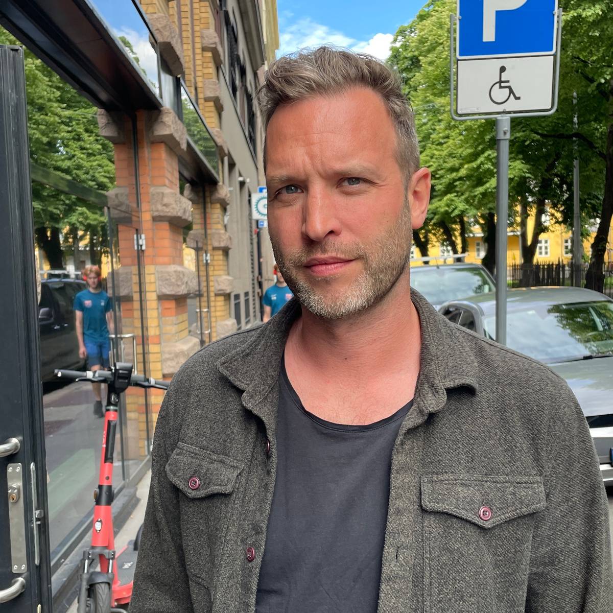 Mener Bryan Adams har strenge fotokontrakter: – Vi ser dem oftere og ...