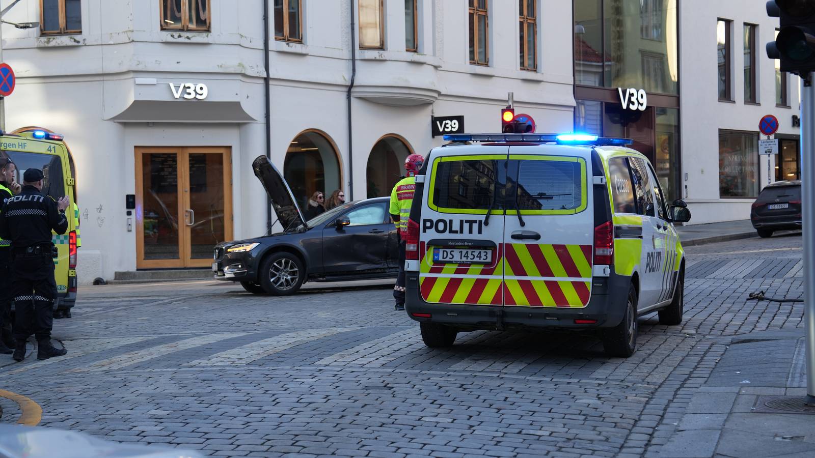 Sivil politibil kolliderte under utrykning i Bergen sentrum – NRK Vestland