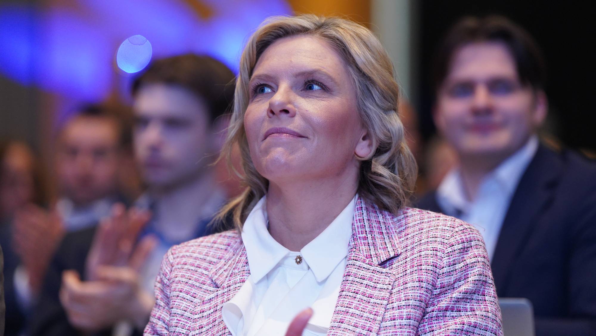 Listhaug gjenvalgt som partileder for Frp – Siste nytt – NRK