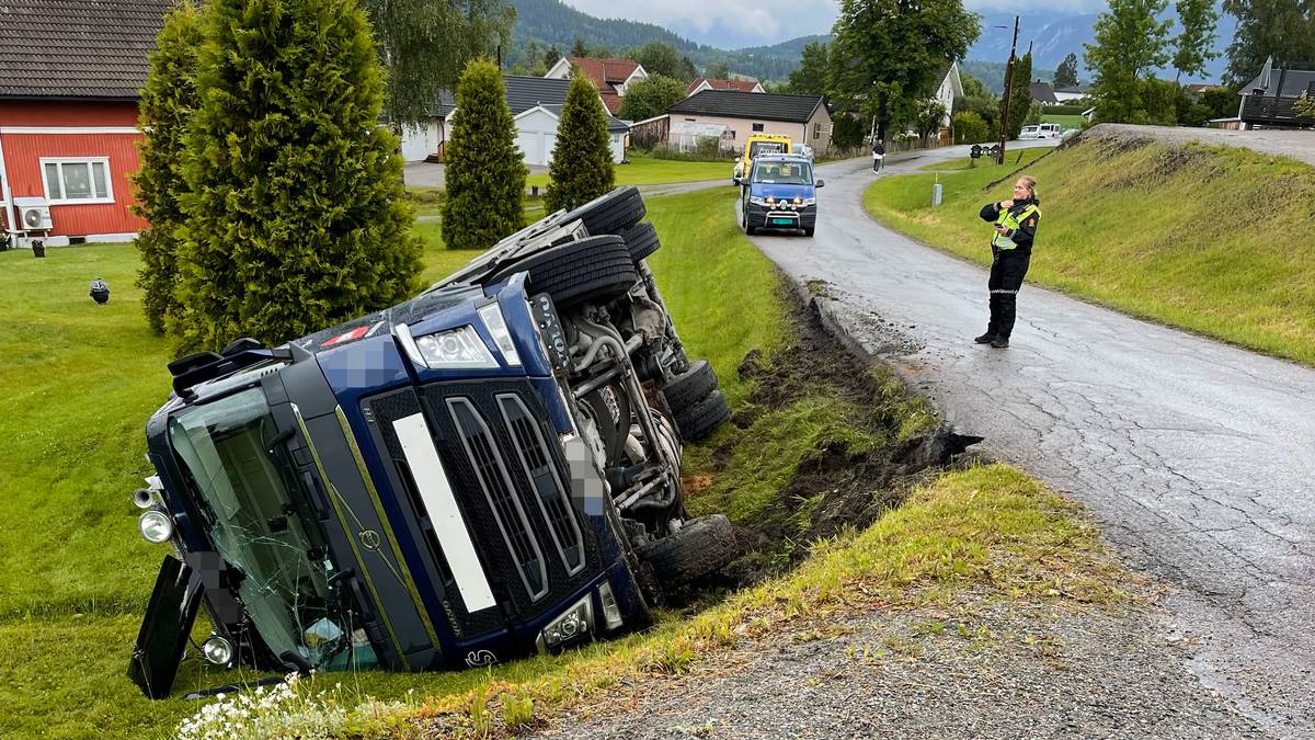 Lastebil har veltet på Ulefoss – NRK Vestfold og Telemark – Lokale ...