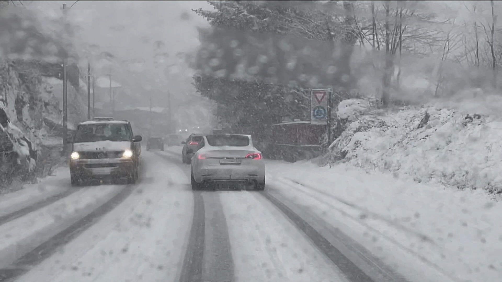 Snøfall fører til trafikale problemer – NRK Sørlandet – Lokale nyheter ...