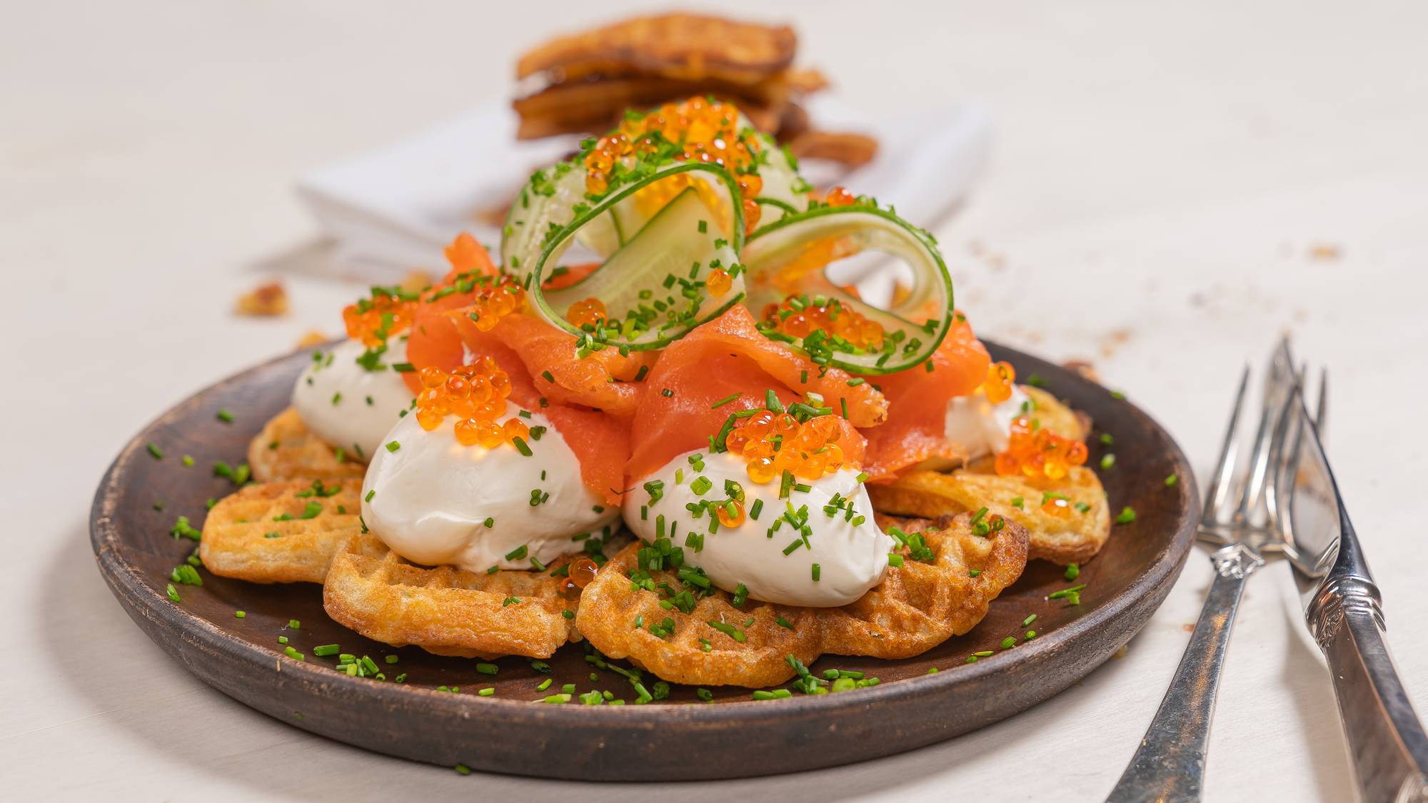 Sprø vaffel med norsk laks – NRK Mat – Oppskrifter og inspirasjon