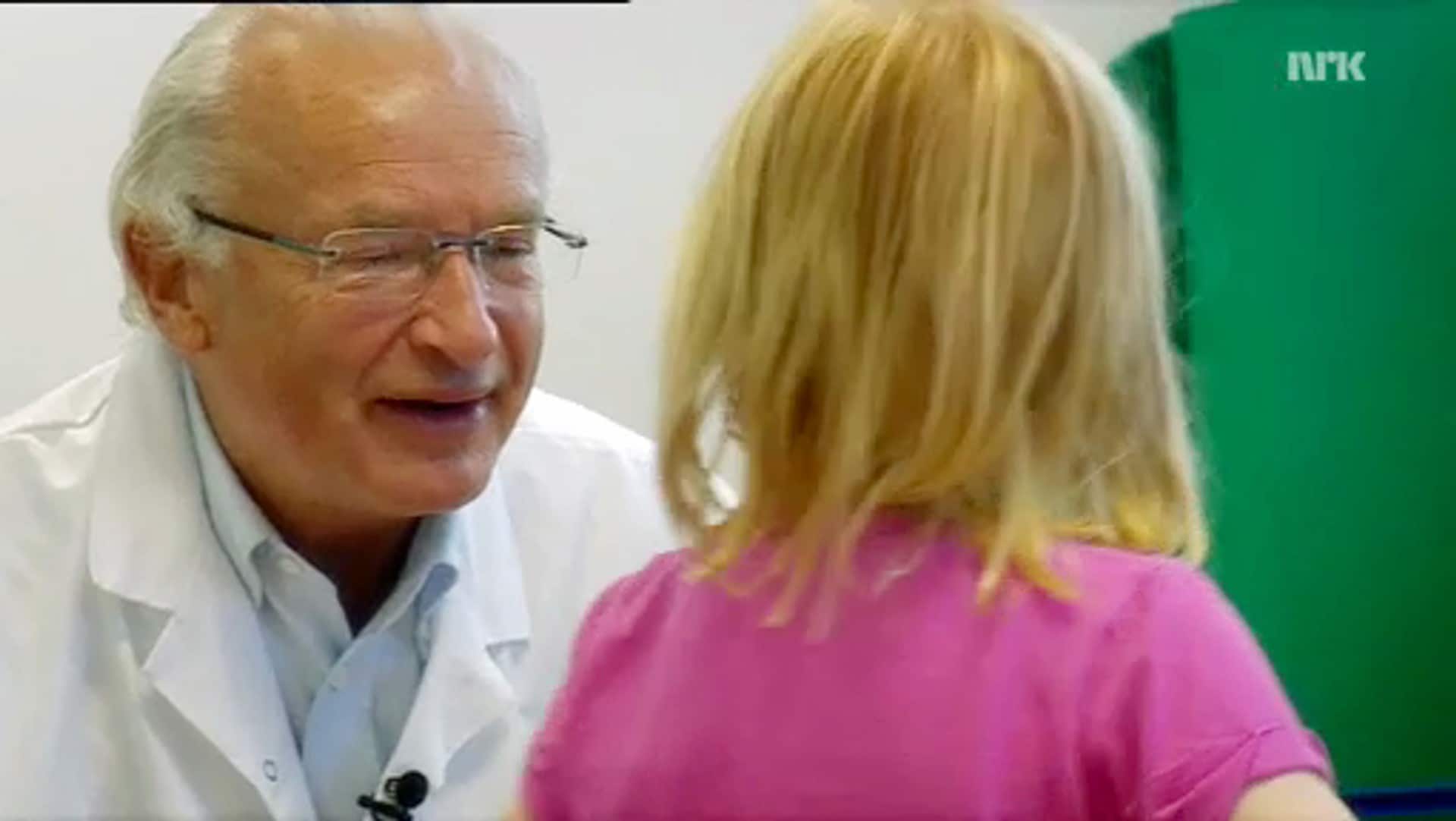 Fabian Stang og Herman Friele som helsesøstre i vikaroppdraget – NRK