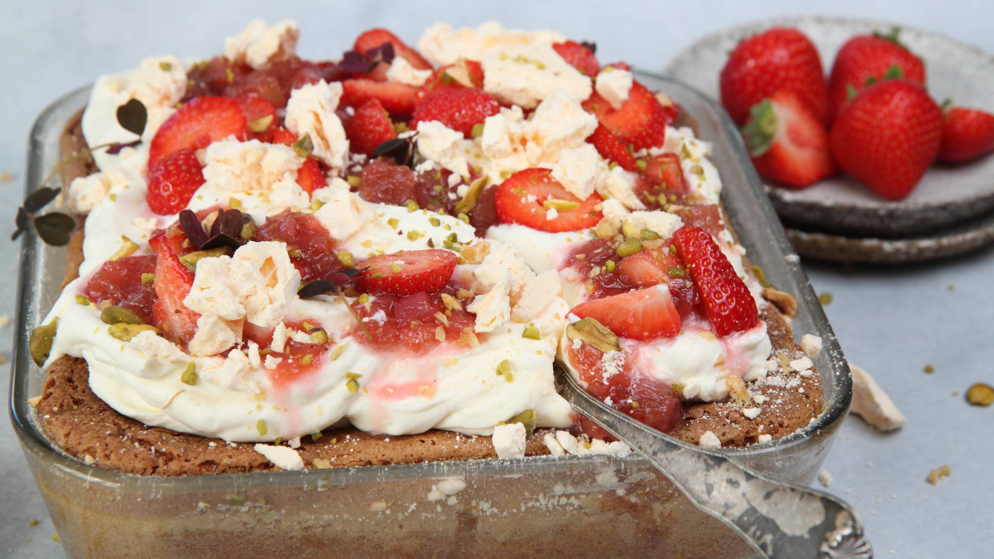 Rabarbra- og jordbærdessert – NRK Mat – Oppskrifter og inspirasjon