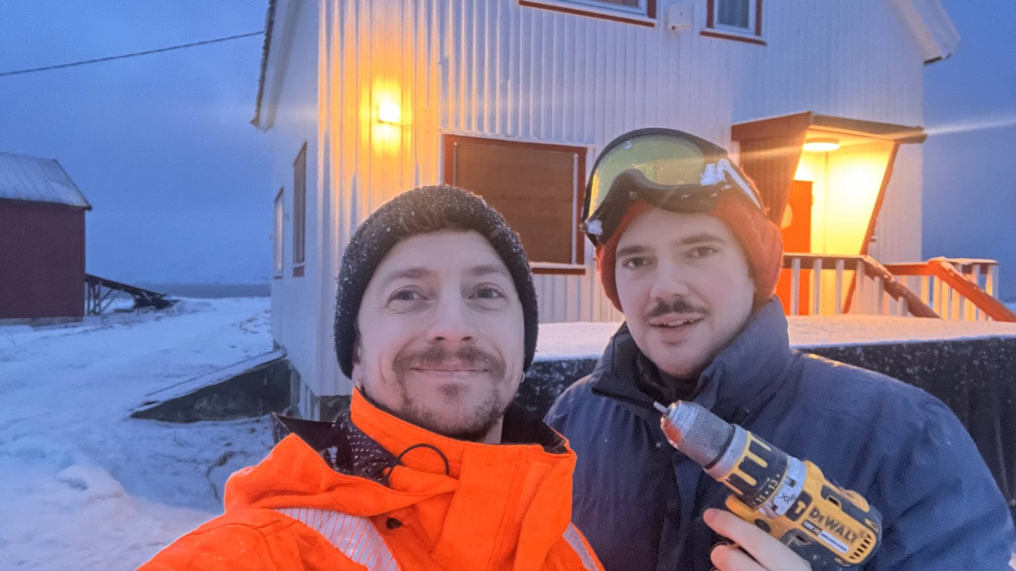 Harald har spikret igjen vinduene i stormen på Fruholmen fyr – NRK ...