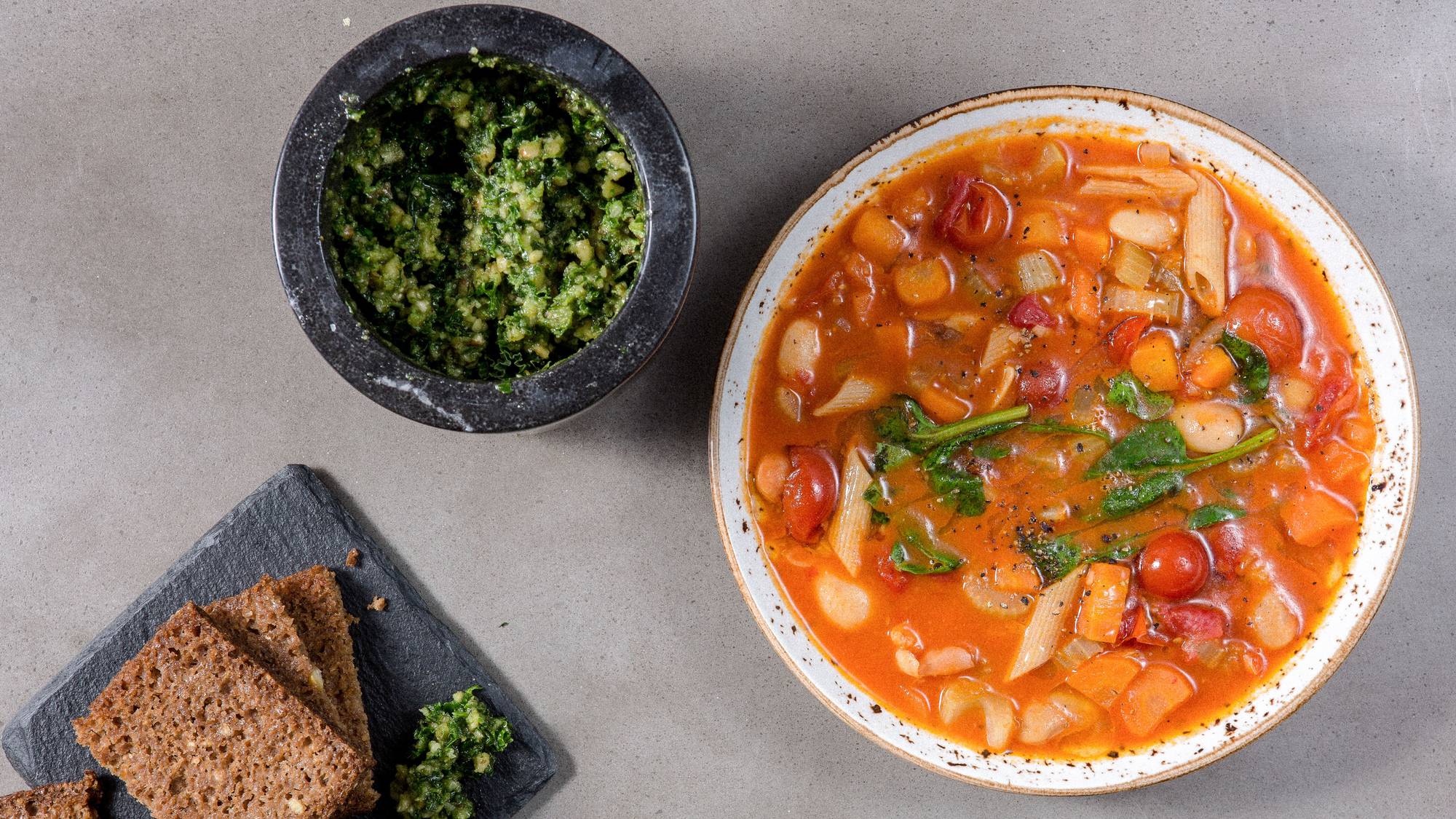 Minestrone­suppe med valnøtt­pesto – NRK Mat – Oppskrifter og inspirasjon