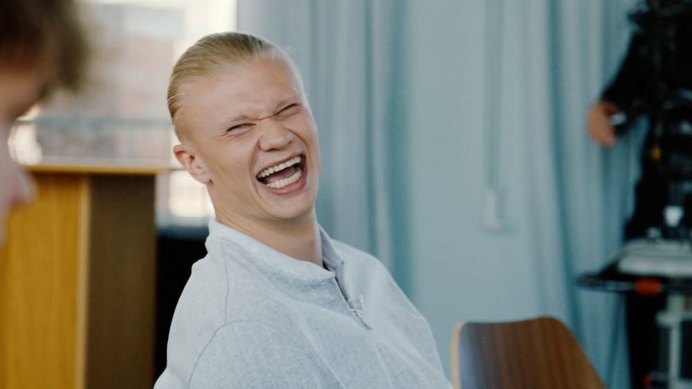 Haaland «grilla» av A-laget i tre timar – avslører hemmelegheit om håret – NRK Sport ...