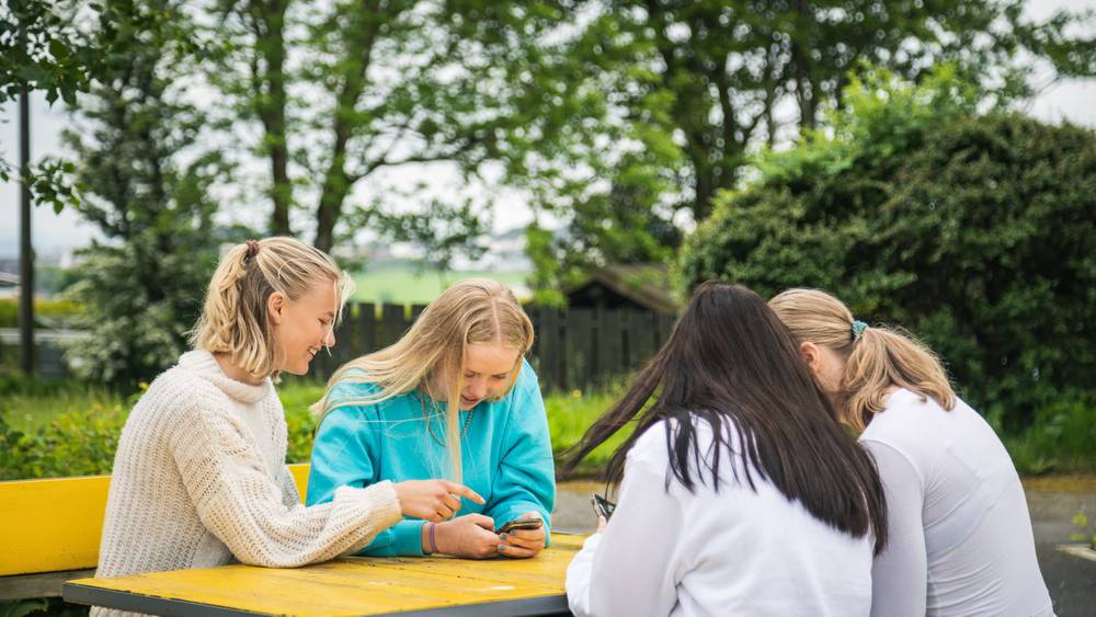 Disse 10.-klassingene savner konsekvenser av å spre nakenbilder – NRK ...