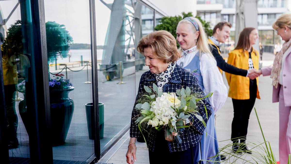 Dronningen besøkte kunstsiloen i Kristiansand – Siste nytt – NRK