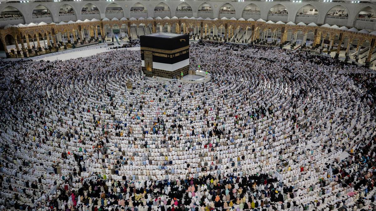 48 grader i Mekka – 2000 pilegrimer fikk heteslag – Siste nytt – NRK