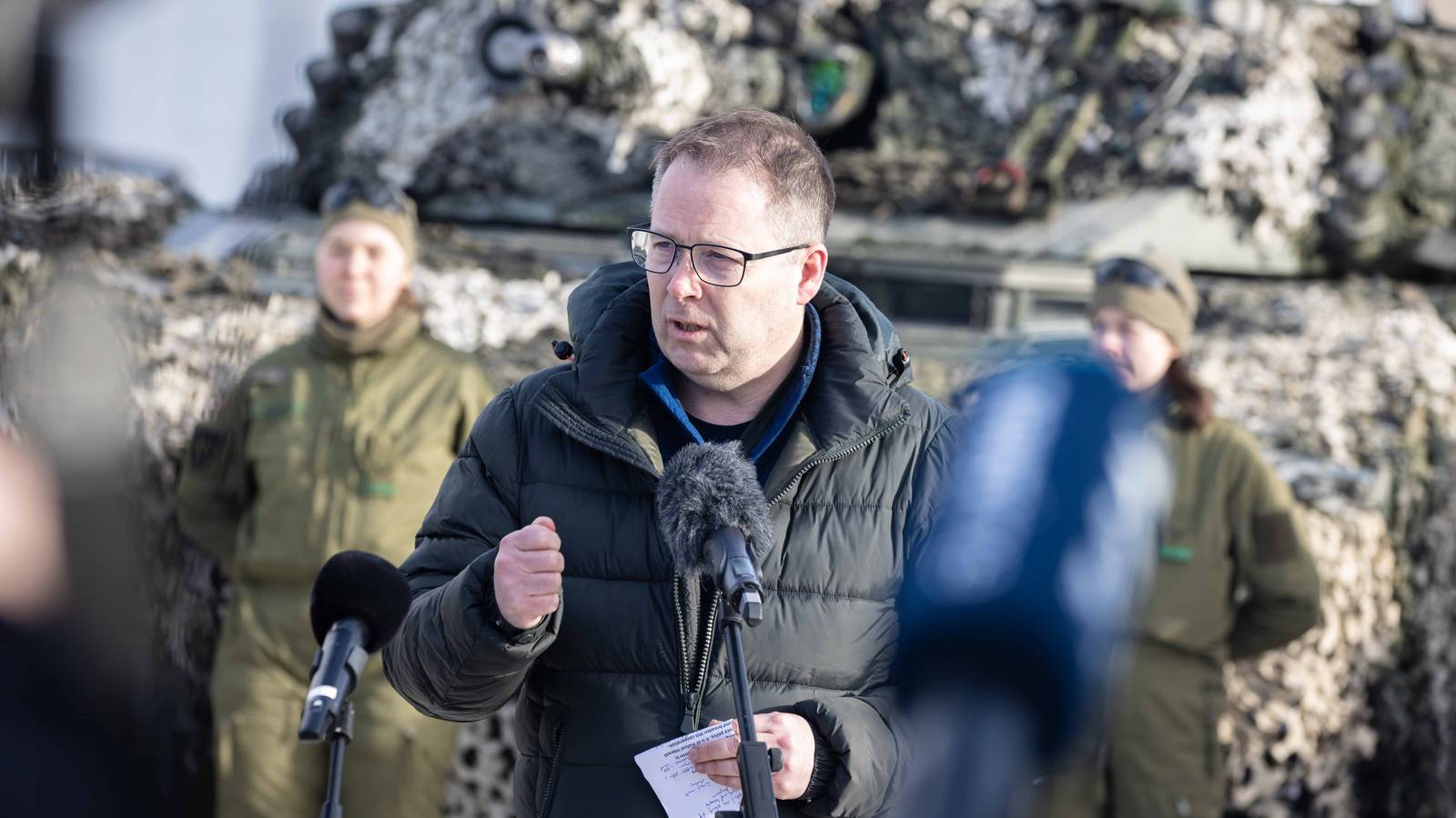 Forsvarsminister Bjørn Arild Gram sier Norge på 2030-tallet vil bruke ...