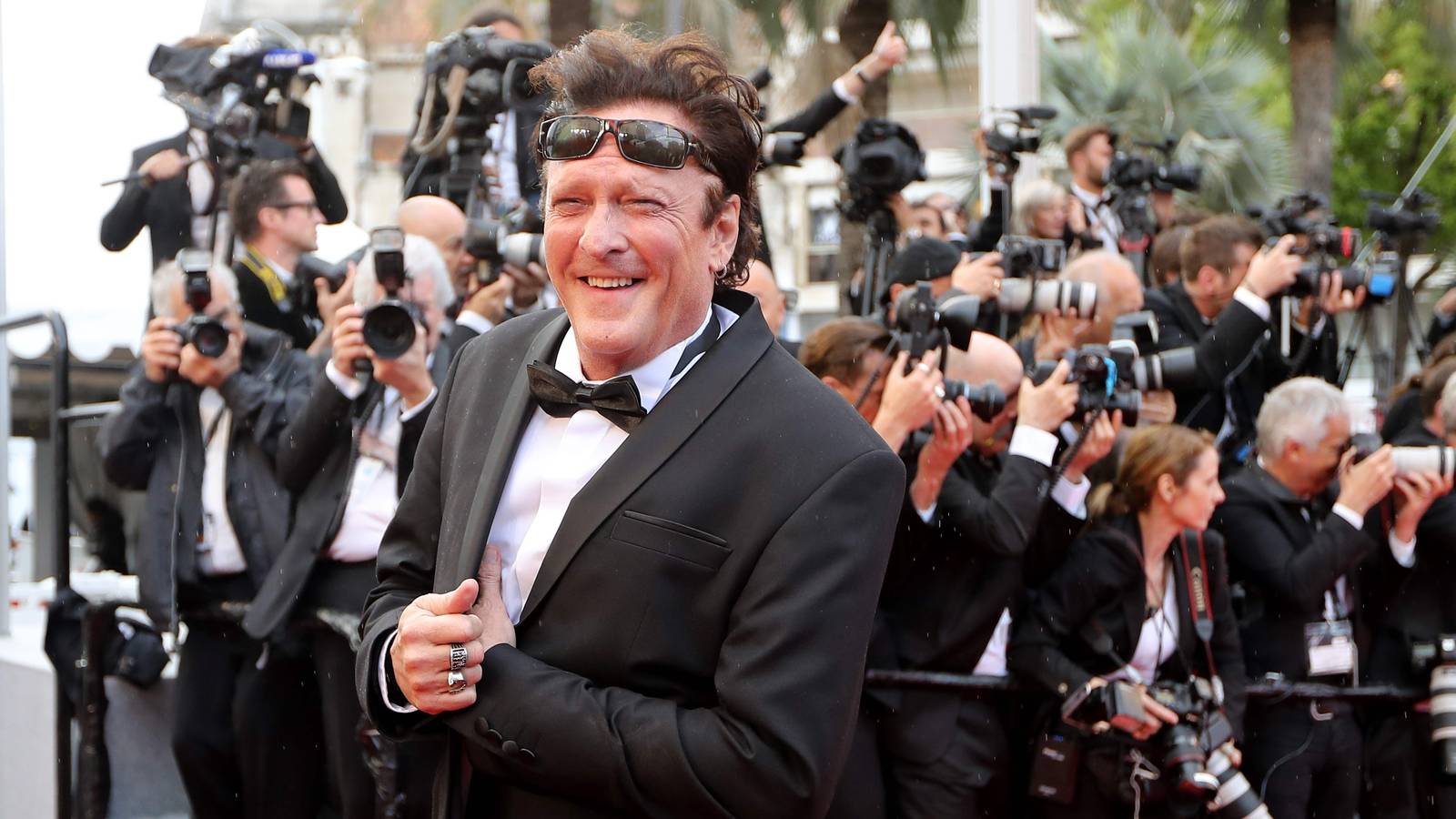 Anmeldelse: «Under brosteinen, stranden!» av Johan Harstad – NRK Kultur ...