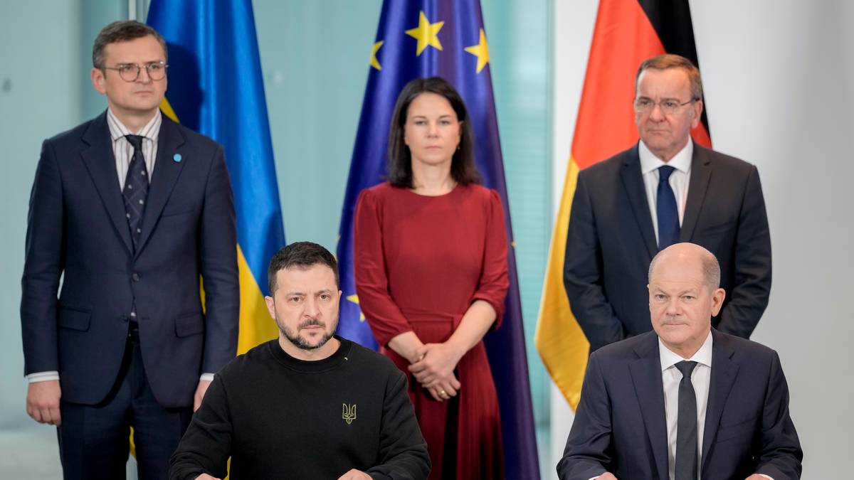 Zelenskyj og Scholz undertegnet sikkerhetsavtale – Siste nytt – NRK