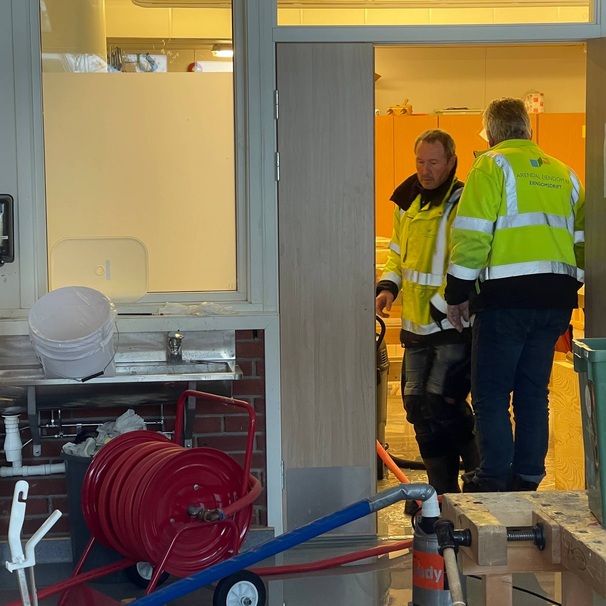 Stenger flere skoler på grunn av vannlekkasjer og kollapsa tak – NRK ...