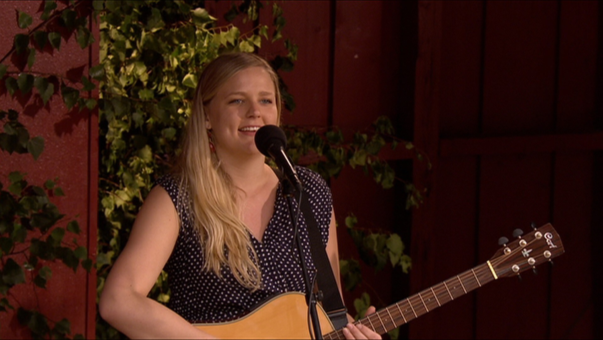 Renate Tårnes spiller "Idyll" på Utøya 22. juli 2012 – NRK