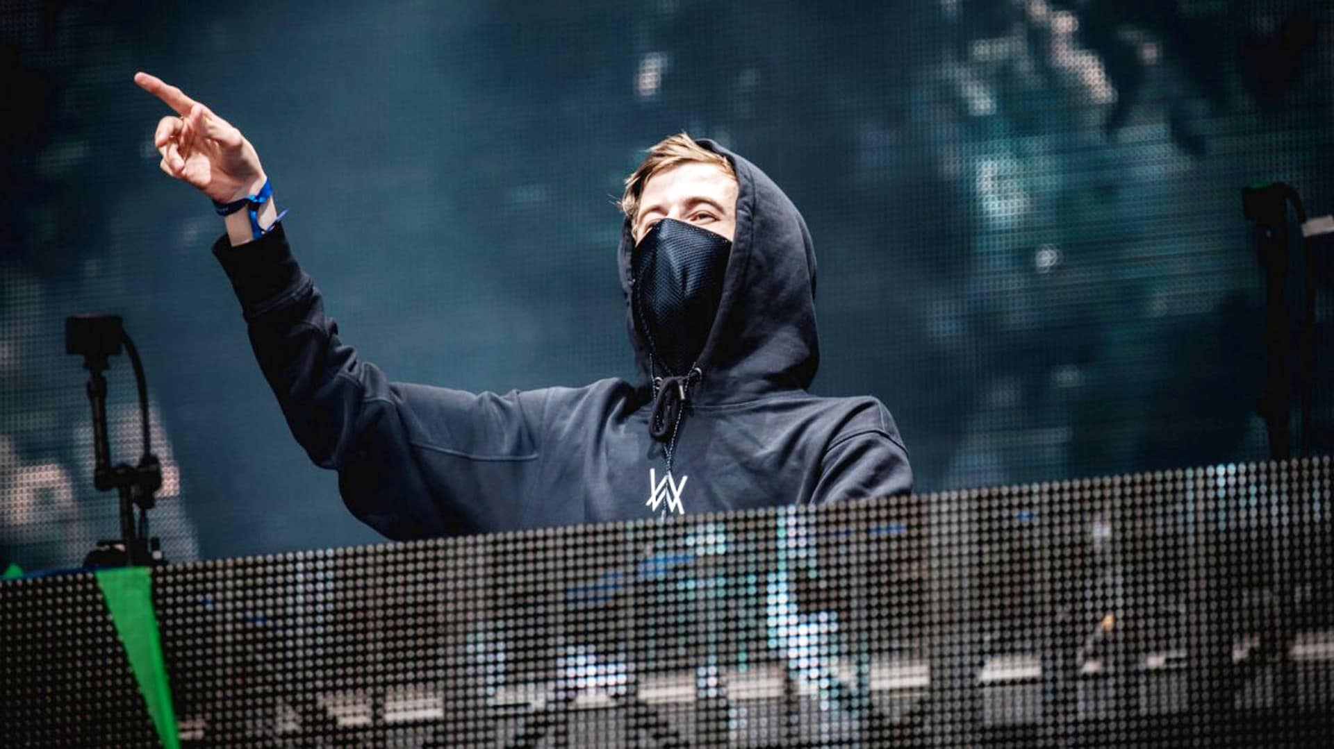 Derfor stiller Alan Walker med maske på scenen – NRK