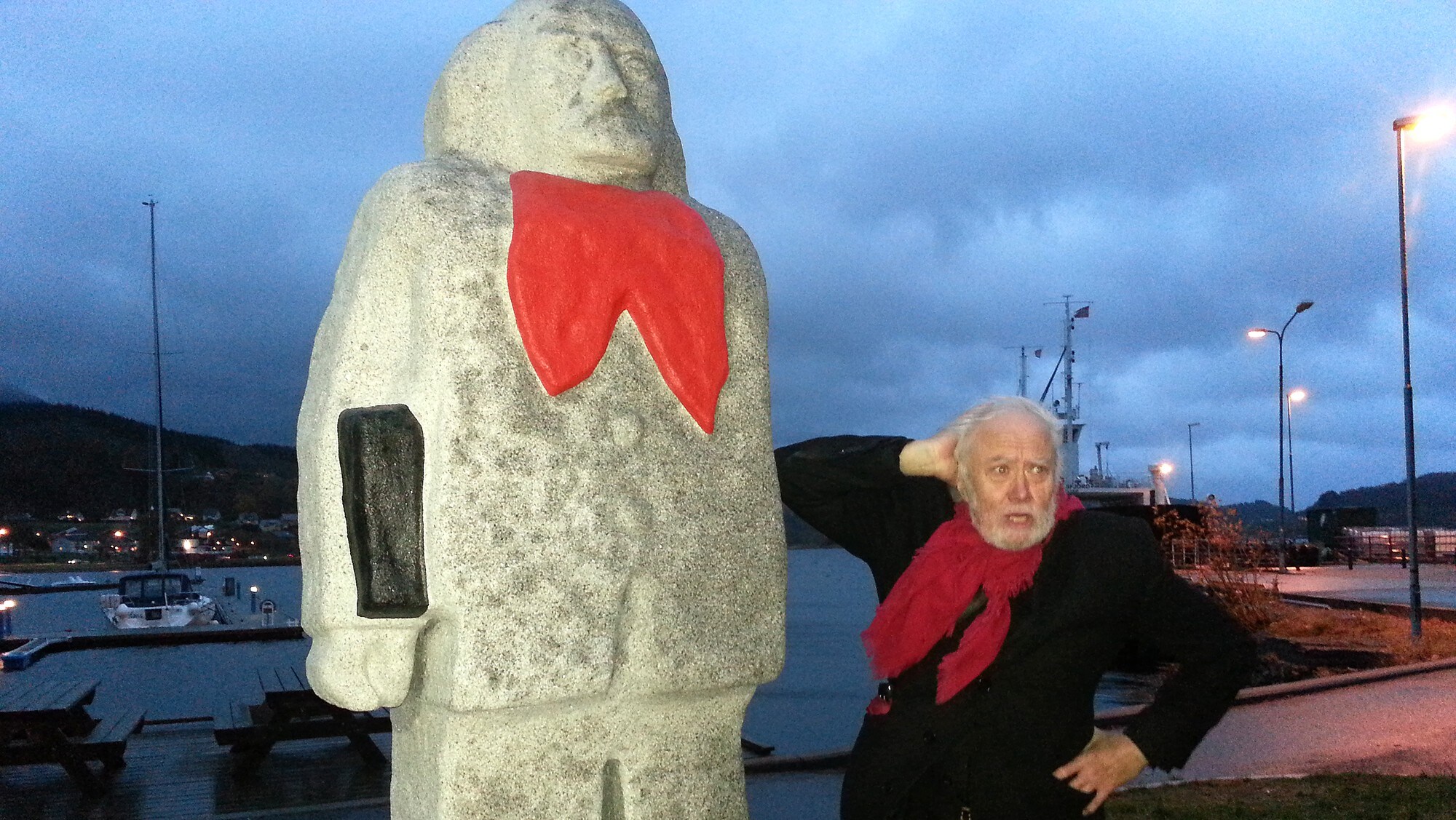 Oddvar Torsheim fekk jord og statue – NRK Vestland