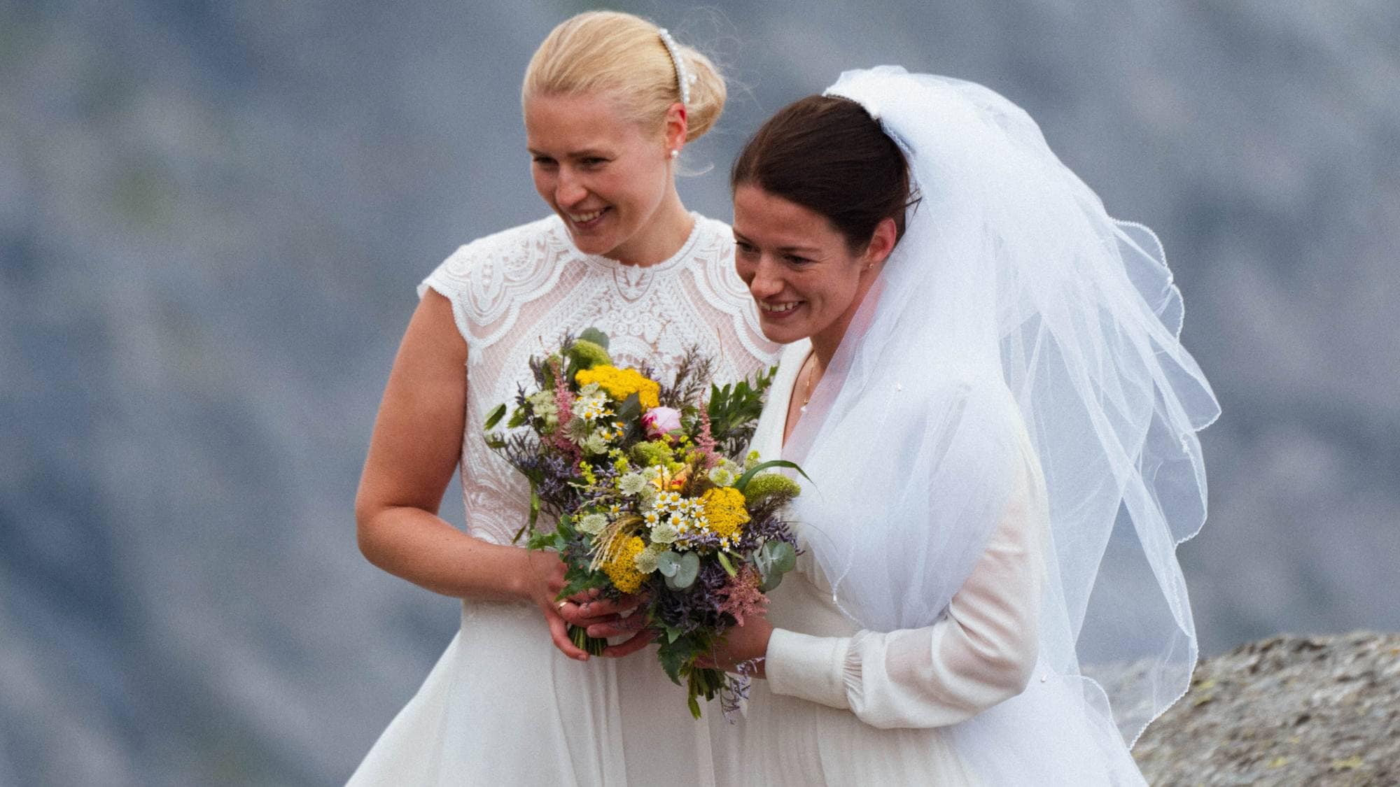 Mari og Maria gifta seg på Trolltunga – NRK Vestland