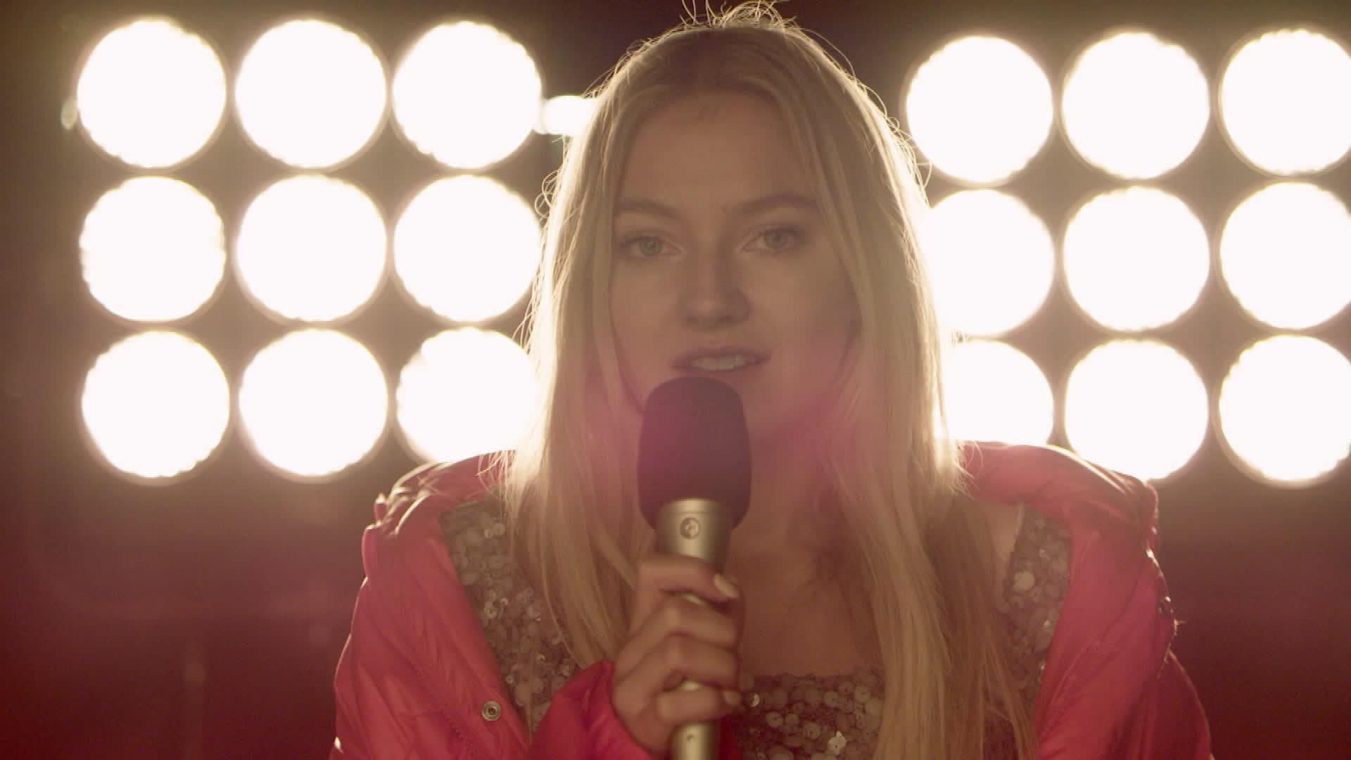 Astrid S – «Vi er perfekt men verden er det ikke» – NRK