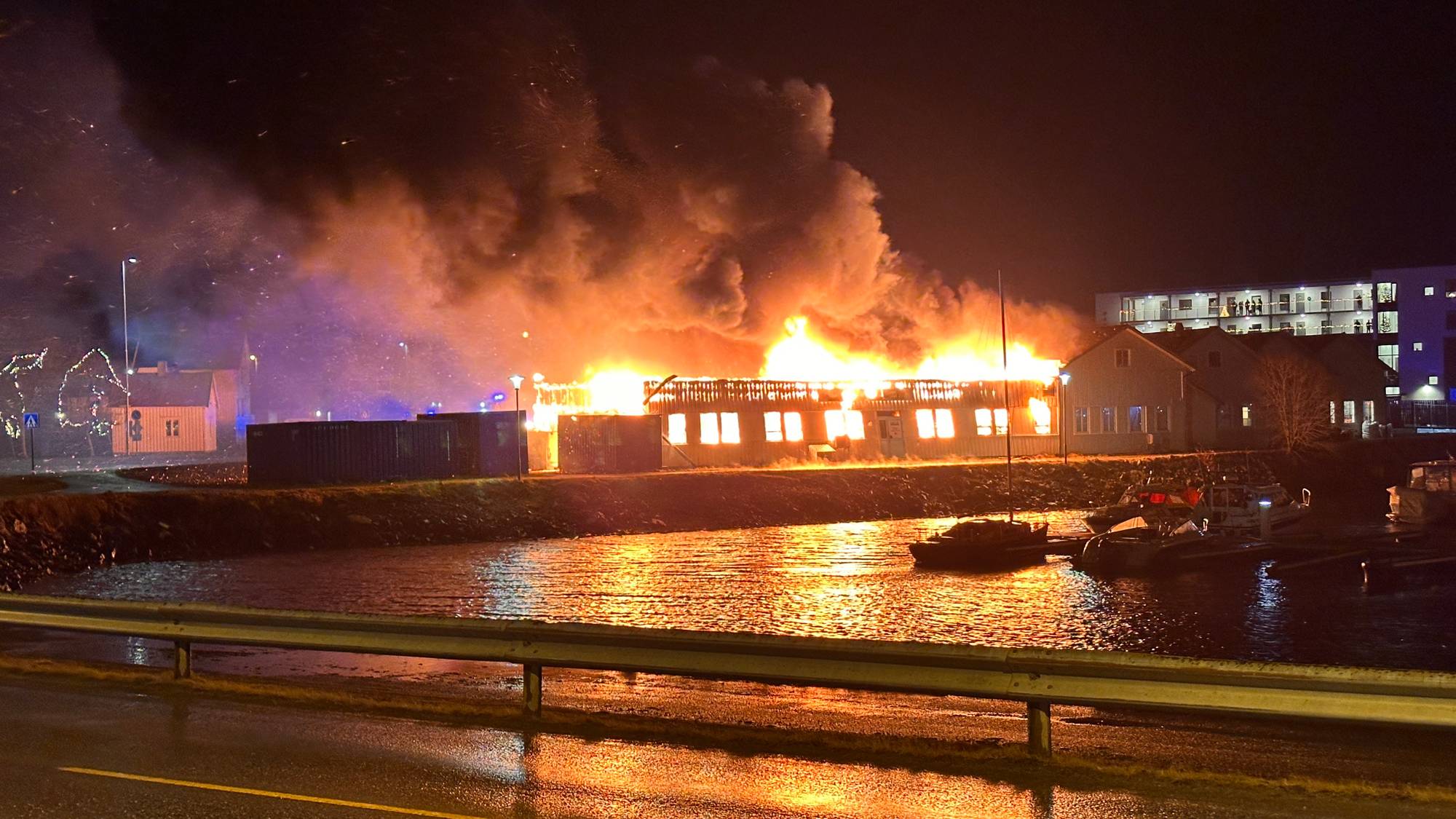 Brann i et bygg i Rørvik sentrum – NRK Trøndelag – Lokale nyheter, TV ...