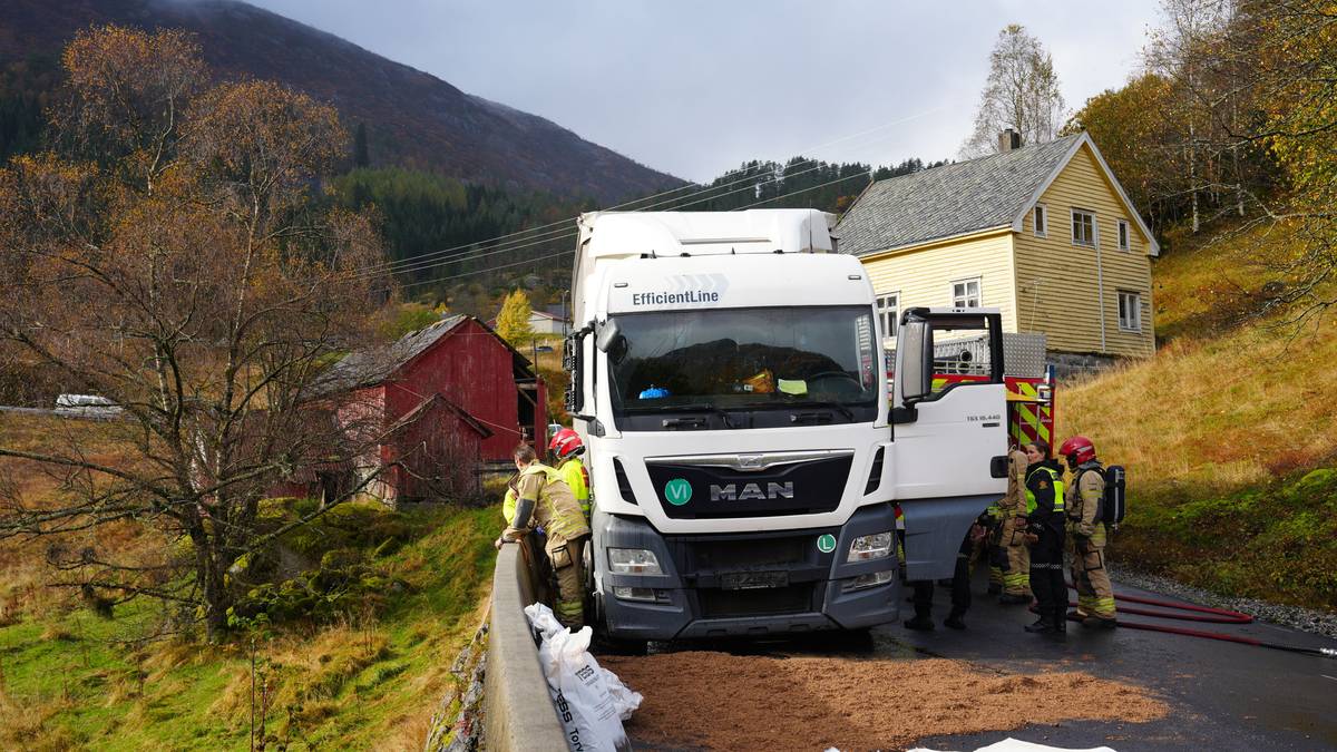 Trailer i låve i Ullensvang: Fri ferdsel på rv. 13 – NRK Vestland