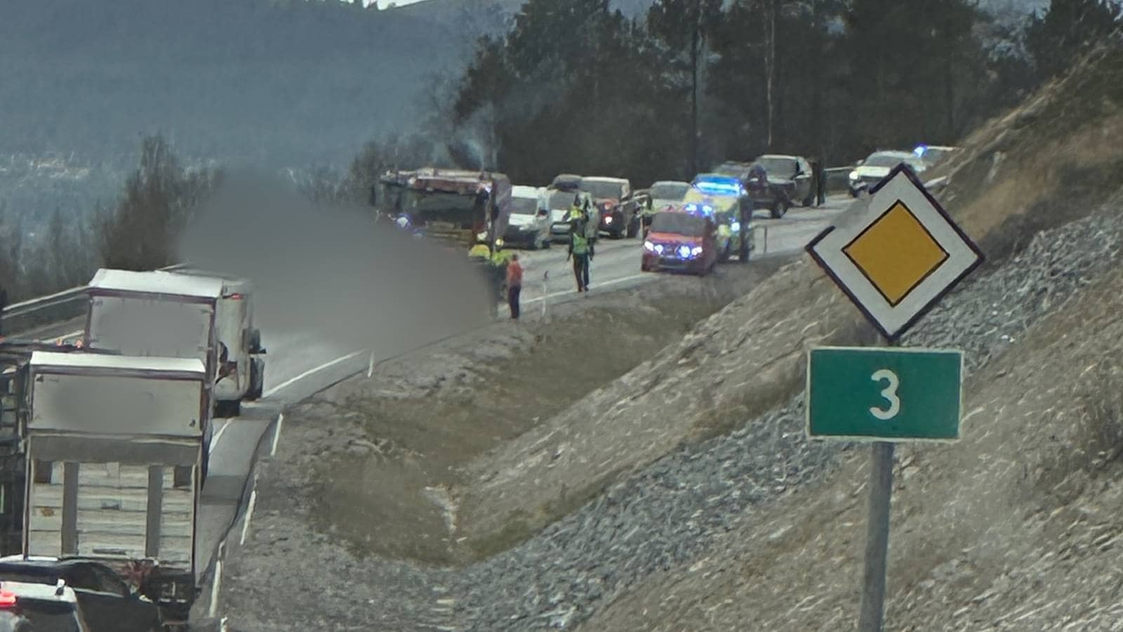 To personer omkom og fire fraktet til sykehus etter alvorlig trafikkulykke i Alvdal – NRK ...