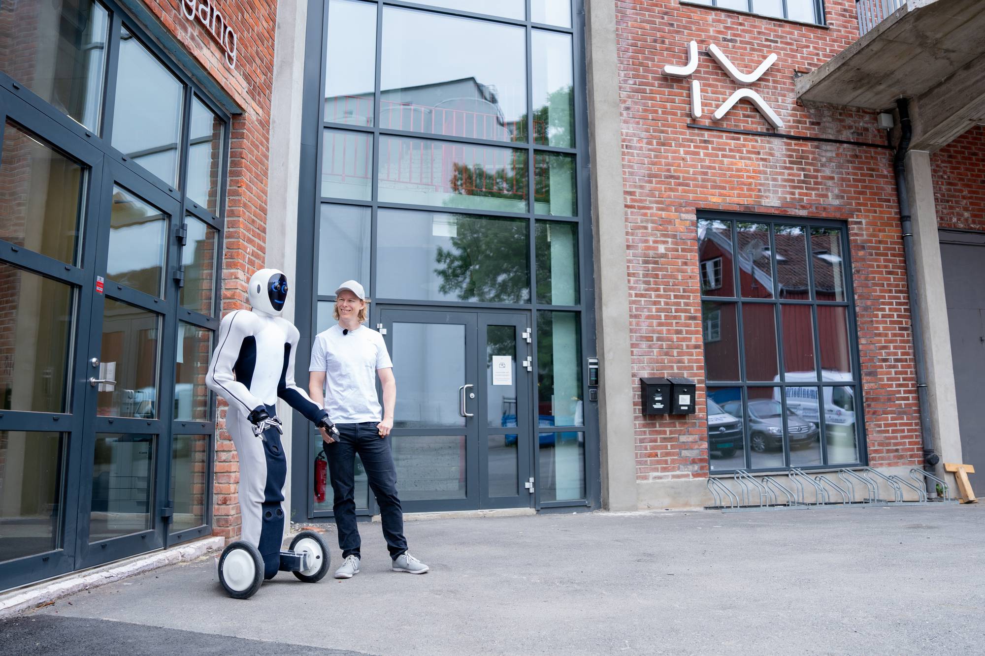 Utvikler roboter i Moss - snart kan de ta klesvasken din – NRK Østfold ...