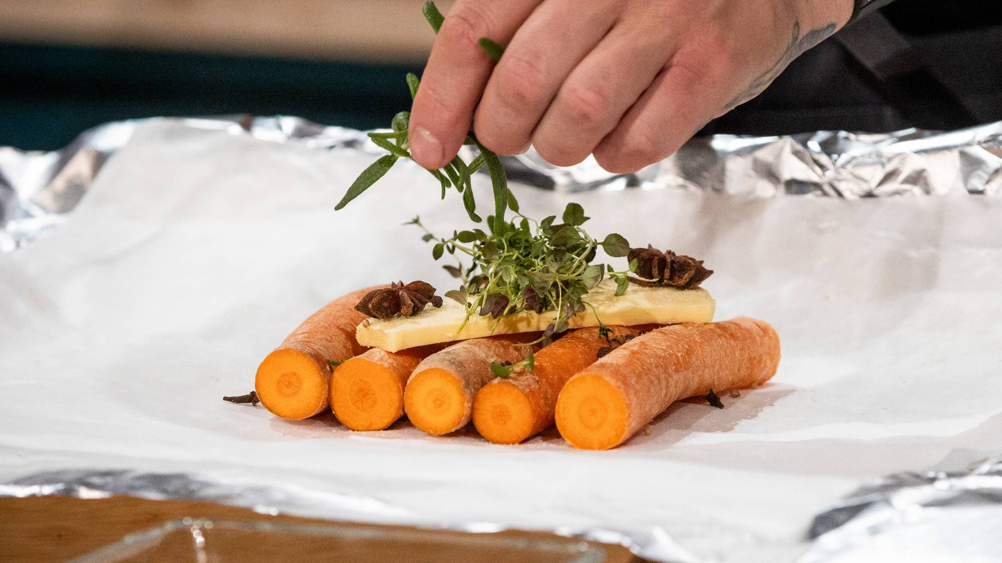 Christopher Haatuft: Bakt og stekt gulrot med pistasj­vinai­grette ...