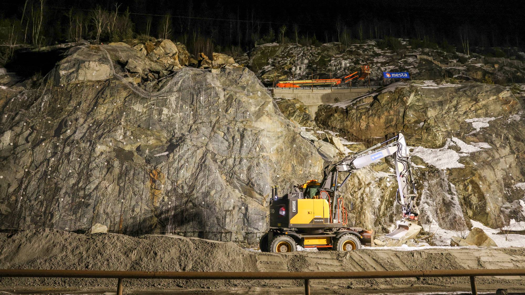 Fremdeles stengt på E6 ved Eidsvoll etter steinras – Stor-Oslo