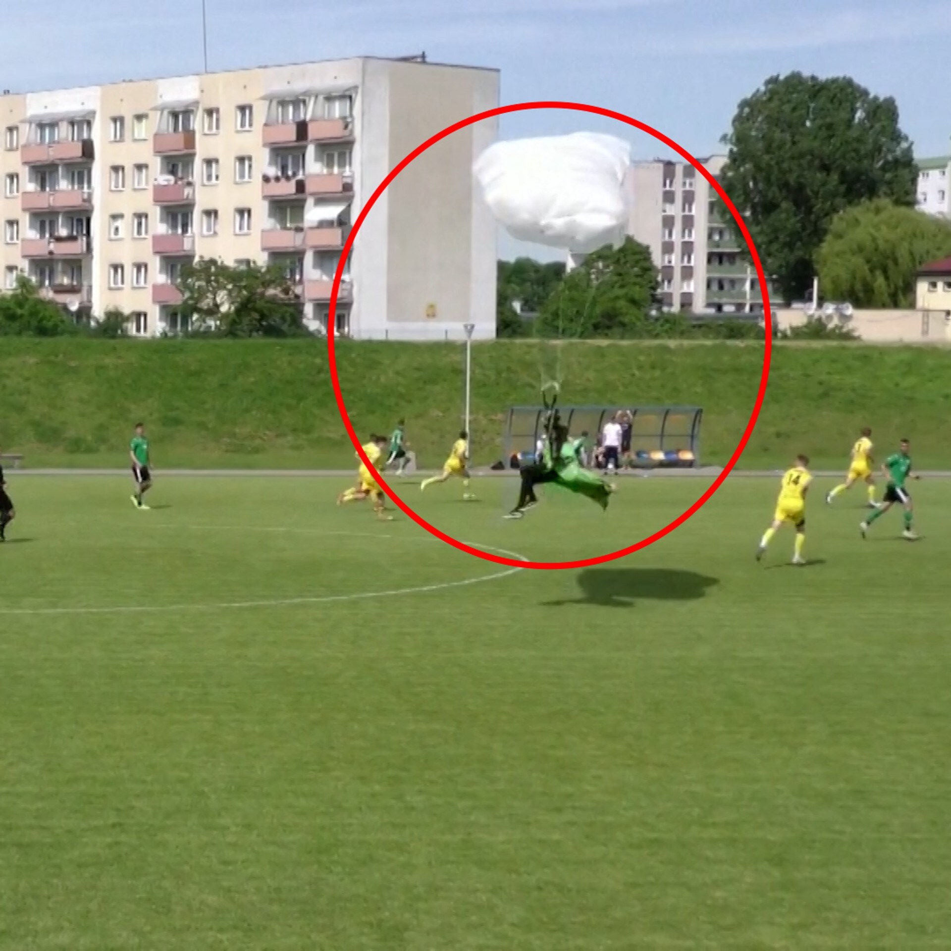 Fallskjermhopper måtte nødlande på en fotballbane – NRK
