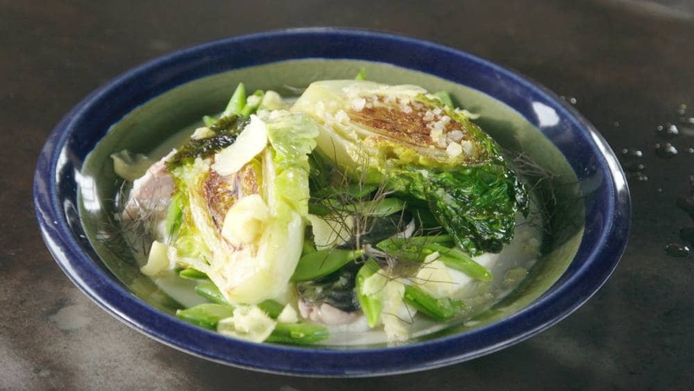 Einerrøykt makrell med stekt salat, ingefær og blomkålpuré – NRK Mat ...