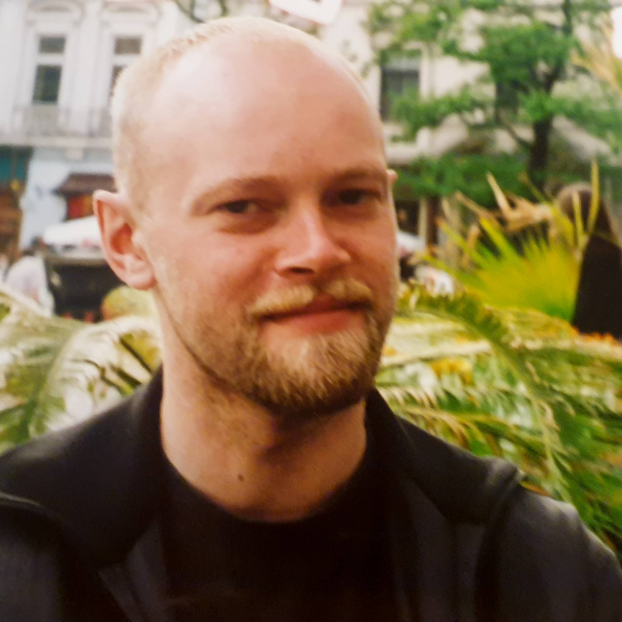Fastlege Eirik Nordmo skriver bok om sitt liv som rus- og ...