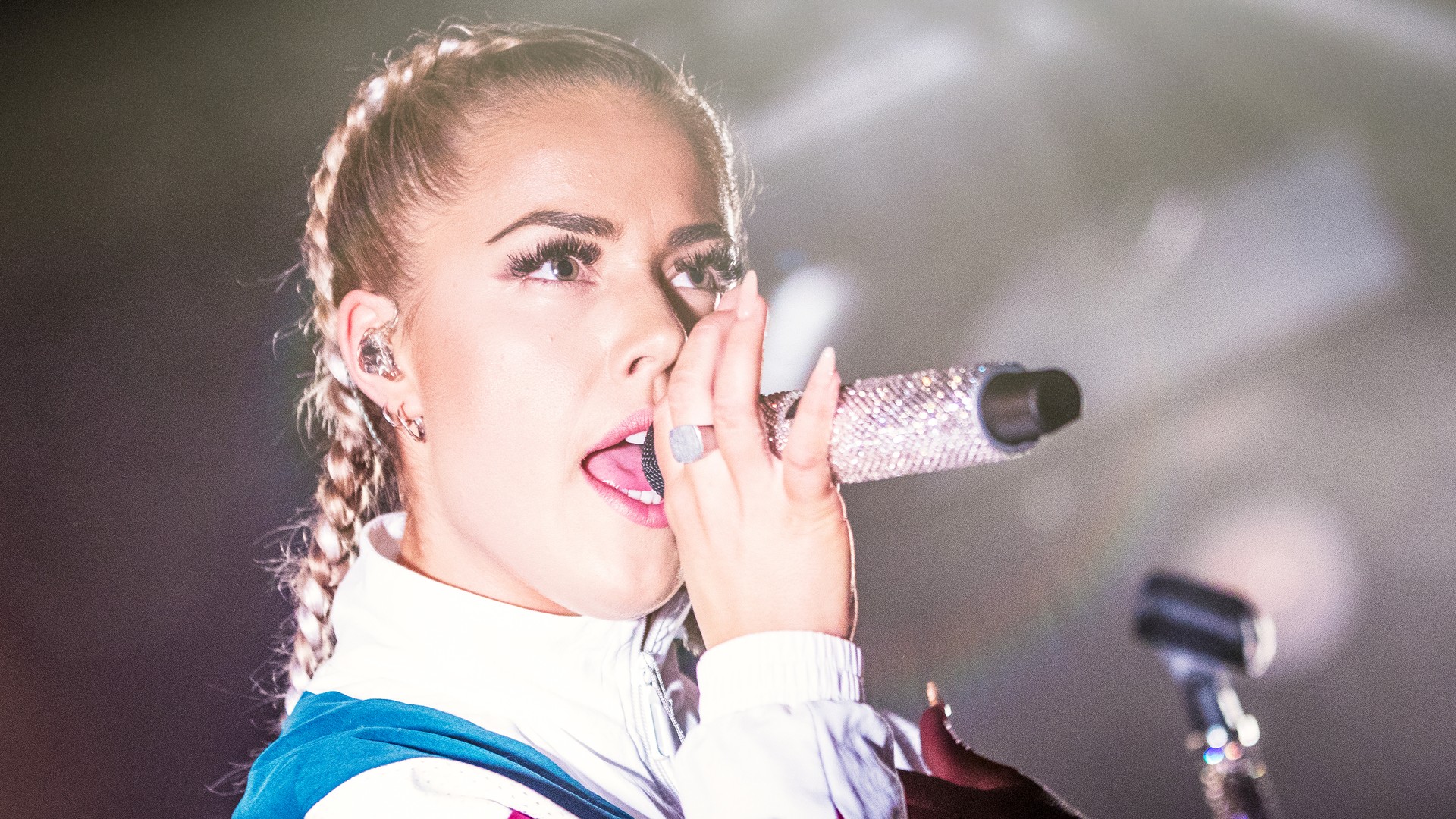 Julie Bergan - Tett på norske artister - NRK Radio