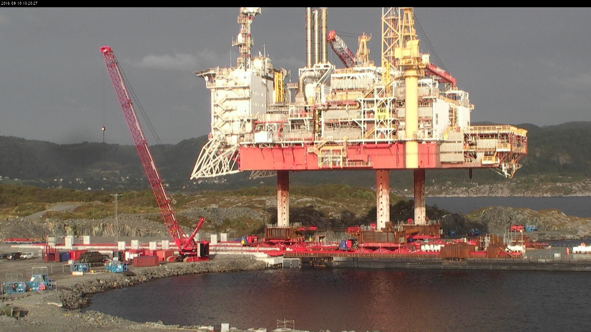 Historisk ilandføring av oljeplattform på Lutelandet i Fjaler – NRK