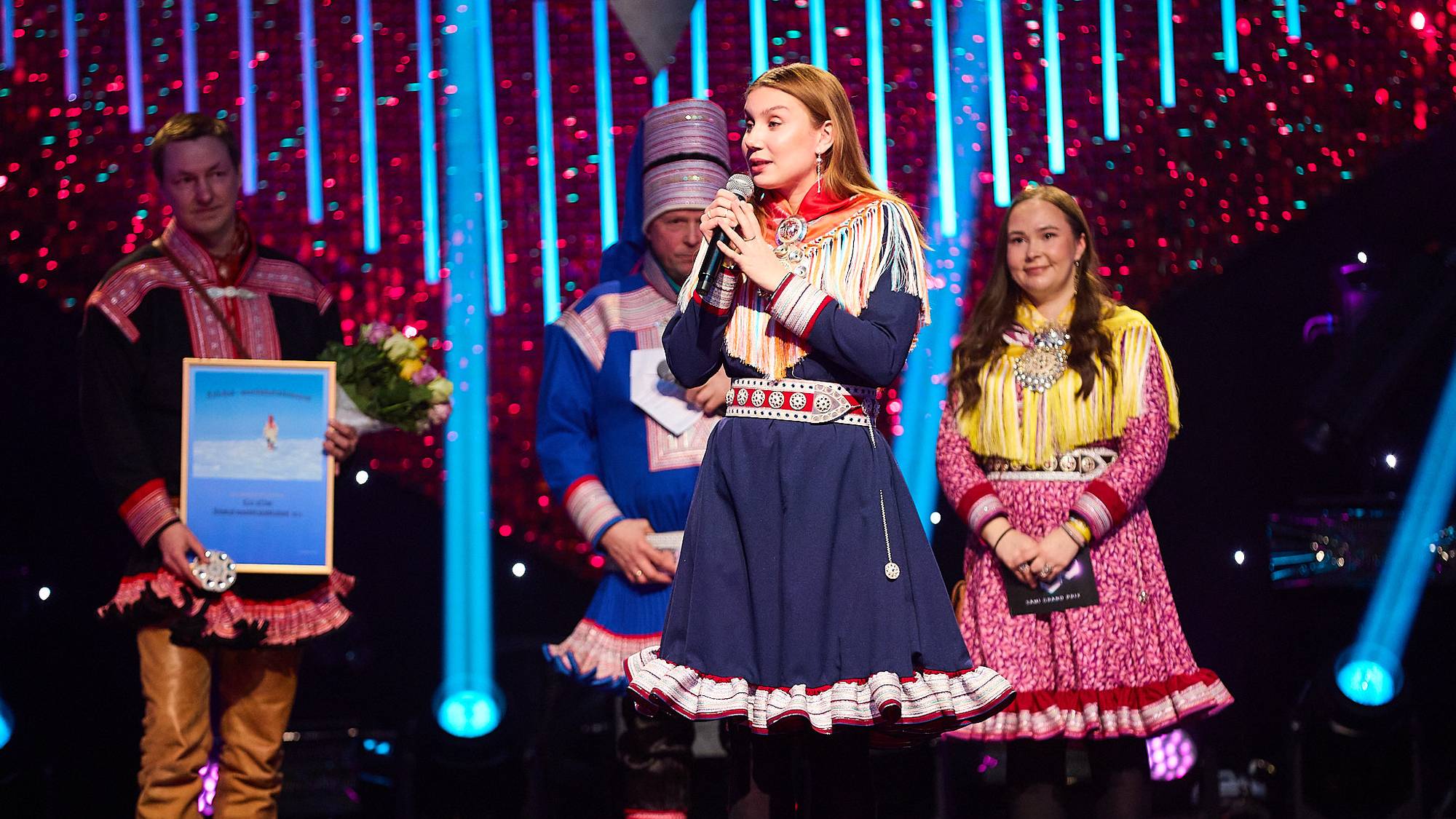 Ella Marie Hætta Isaksen får årets Áillohaš-pris – NRK Sápmi - samiske ...