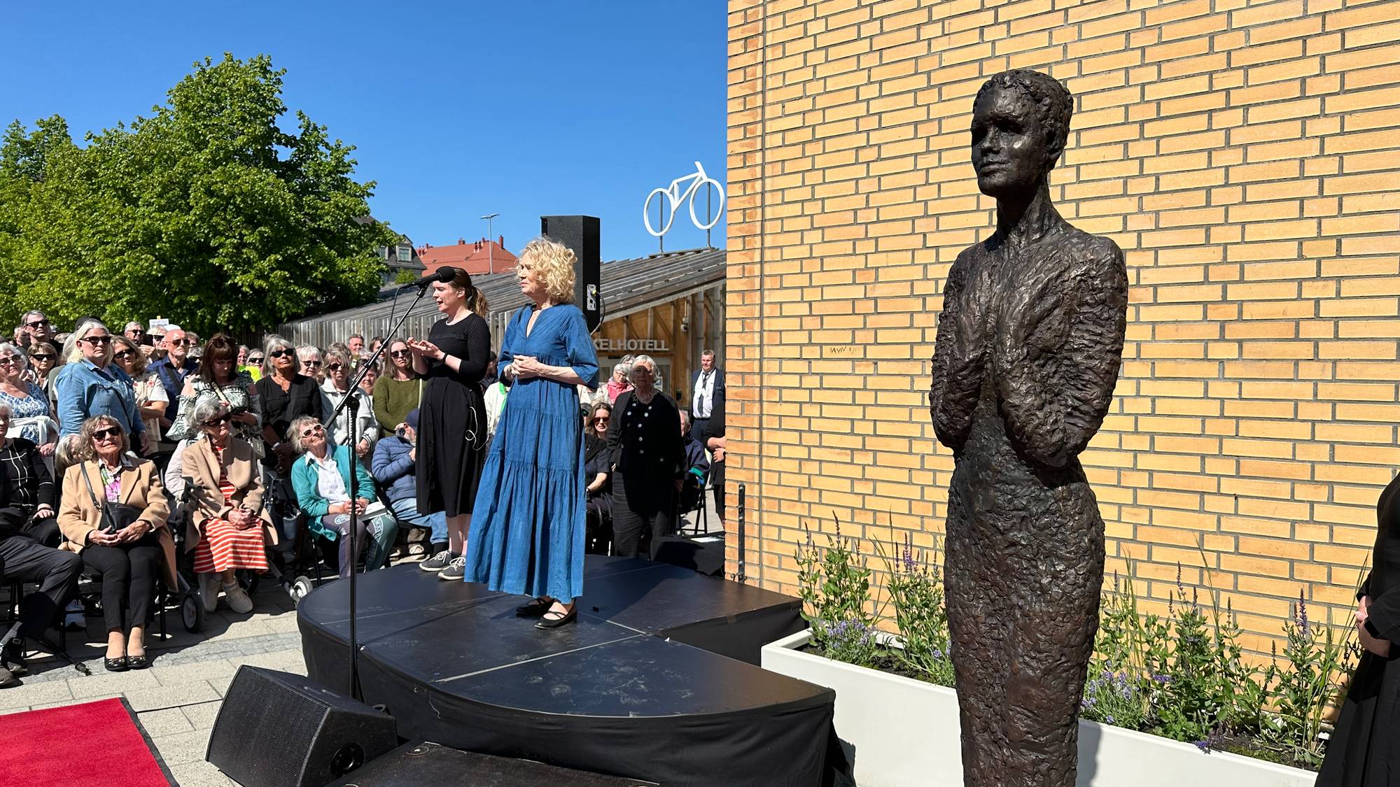 Statue av Liv Ullmann blir avduka utanfor Trøndelag Teater i Trondheim – NRK Trøndelag – Lokale ...