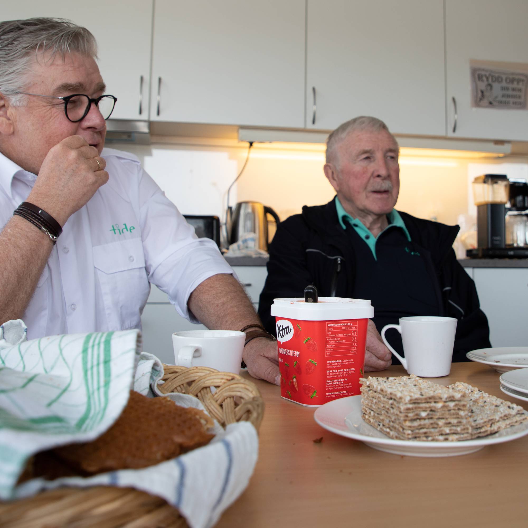 Bussjåfør Leiv (89) har køyrt med tom buss i 15 år – NRK Vestland