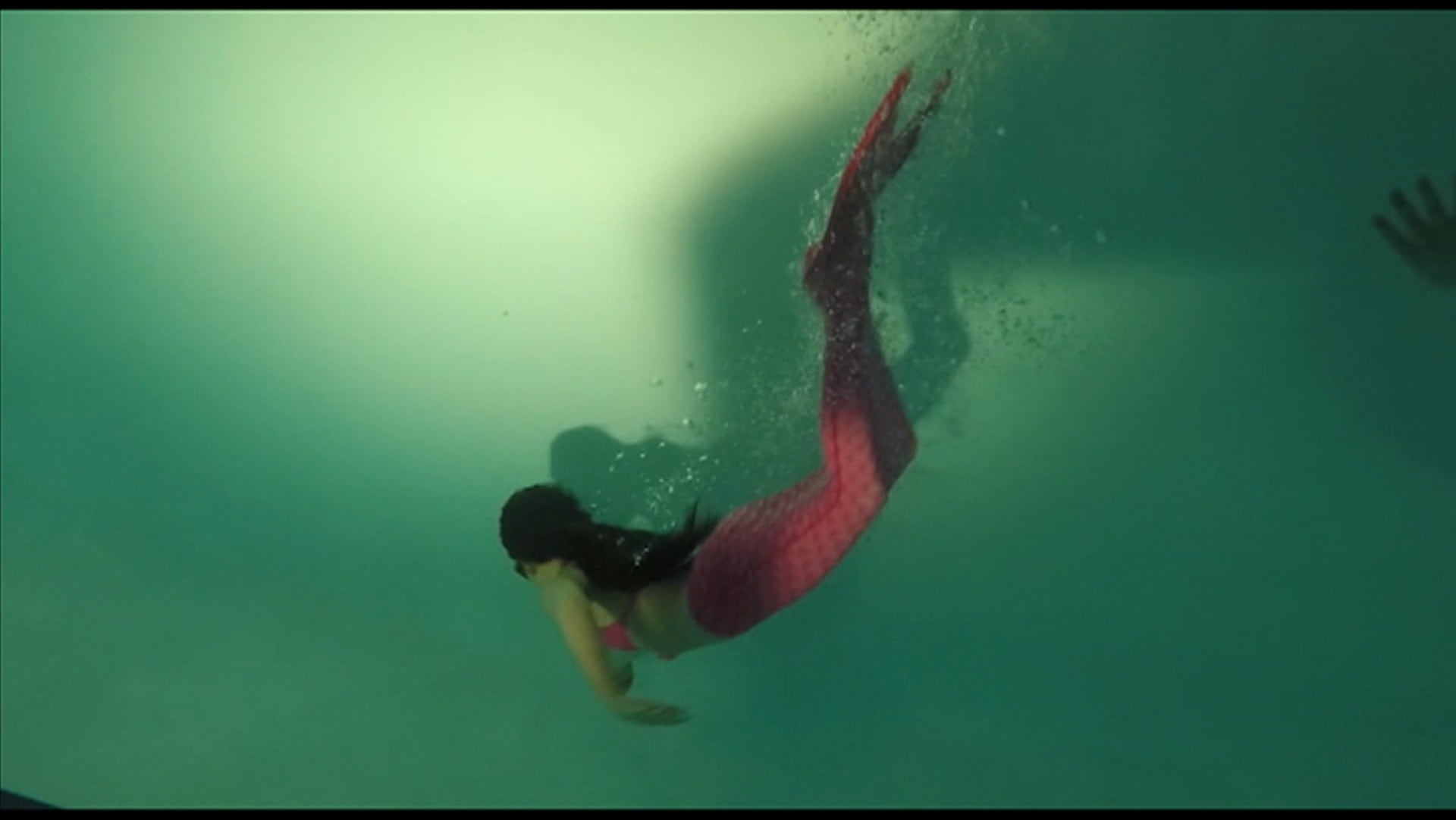 Svømmer som havfruer – NRK