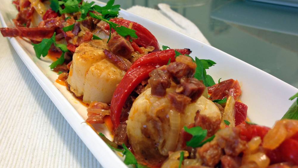 Kamskjell med chorizo og paprika – NRK Mat – Oppskrifter og inspirasjon