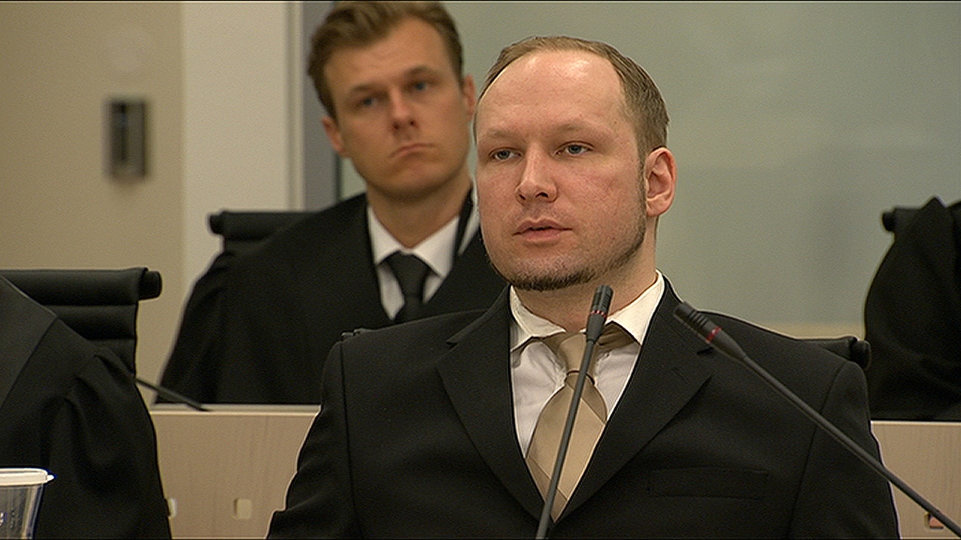 Brevik ringer til politiet fra Utøya – NRK