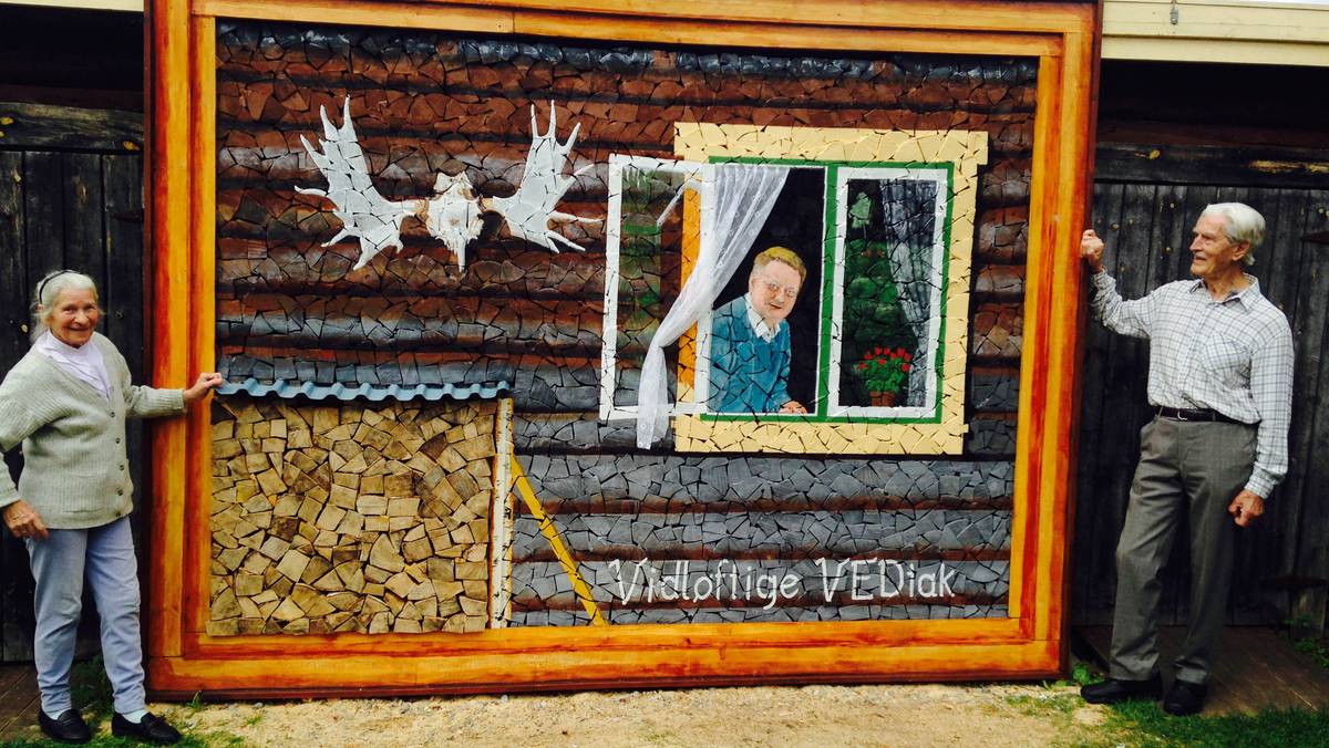 Vedkunstner (84) med lokalpolitisk vedstabel – NRK Innlandet – Lokale ...