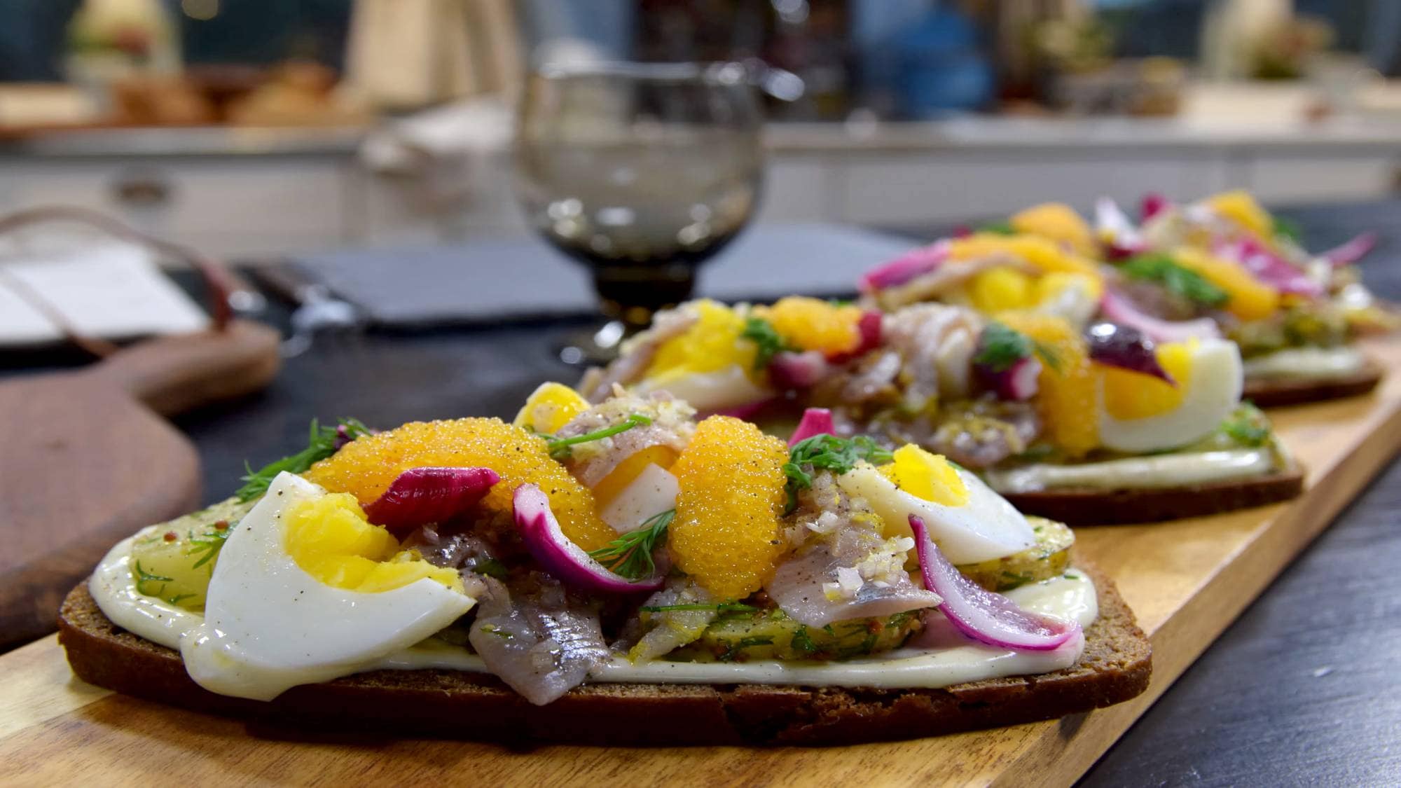 Sandwich med sild, sylta løk og røykt majones – NRK Mat – Oppskrifter ...