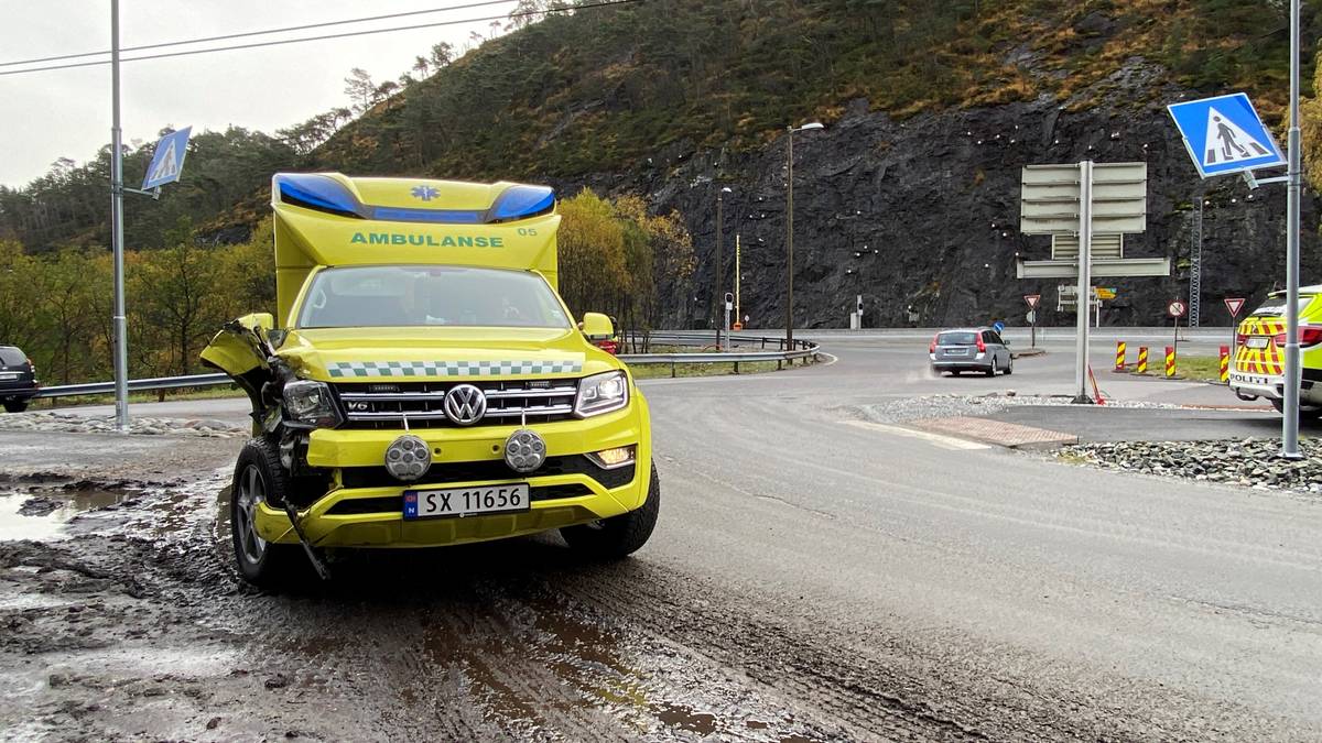 Kollisjon mellom bil og ambulanse – NRK Vestland