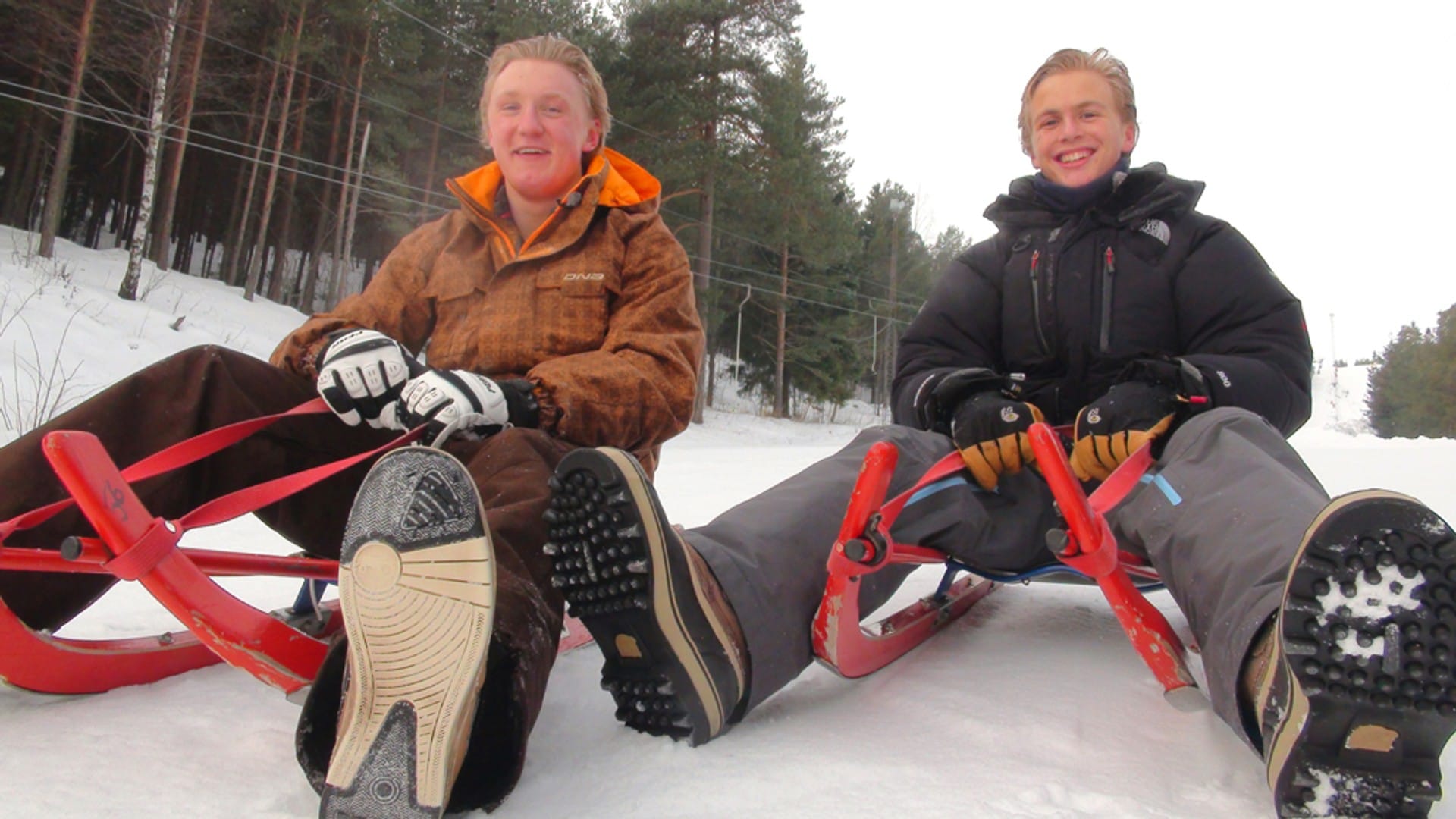 Aking på kjelke, «ufo»-brett og presening – NRK