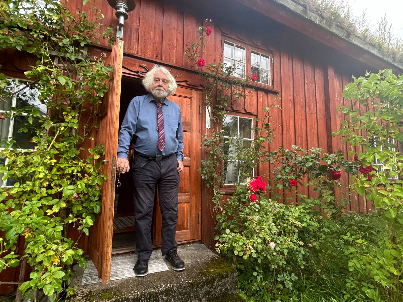 Anmeldelse: «Ung mann vil ut» av Edvard Hoem – Anmeldelser og anbefalinger