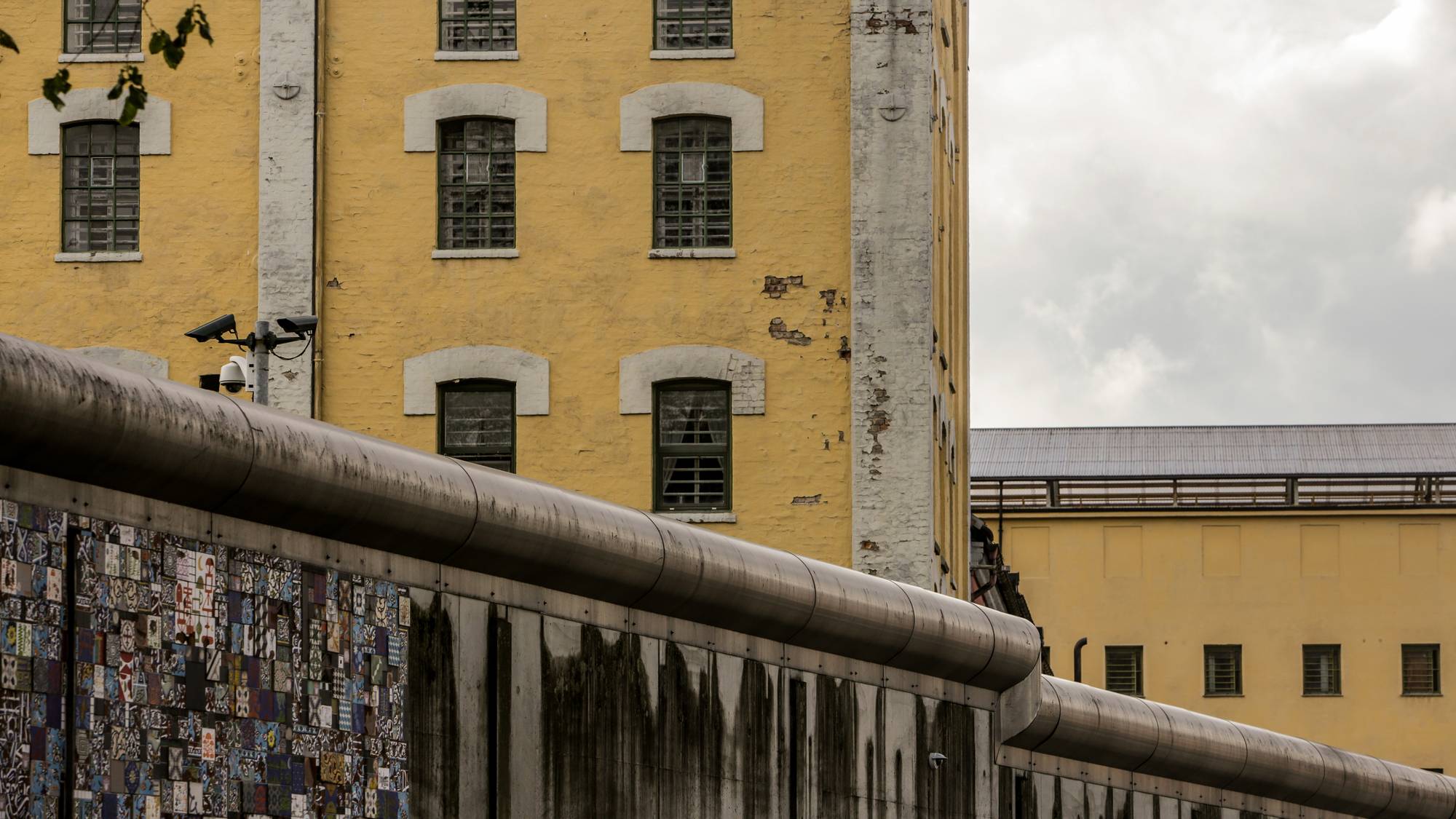 Bedre forhold i Oslo fengsel, men isolasjon er fortsatt et problem ...