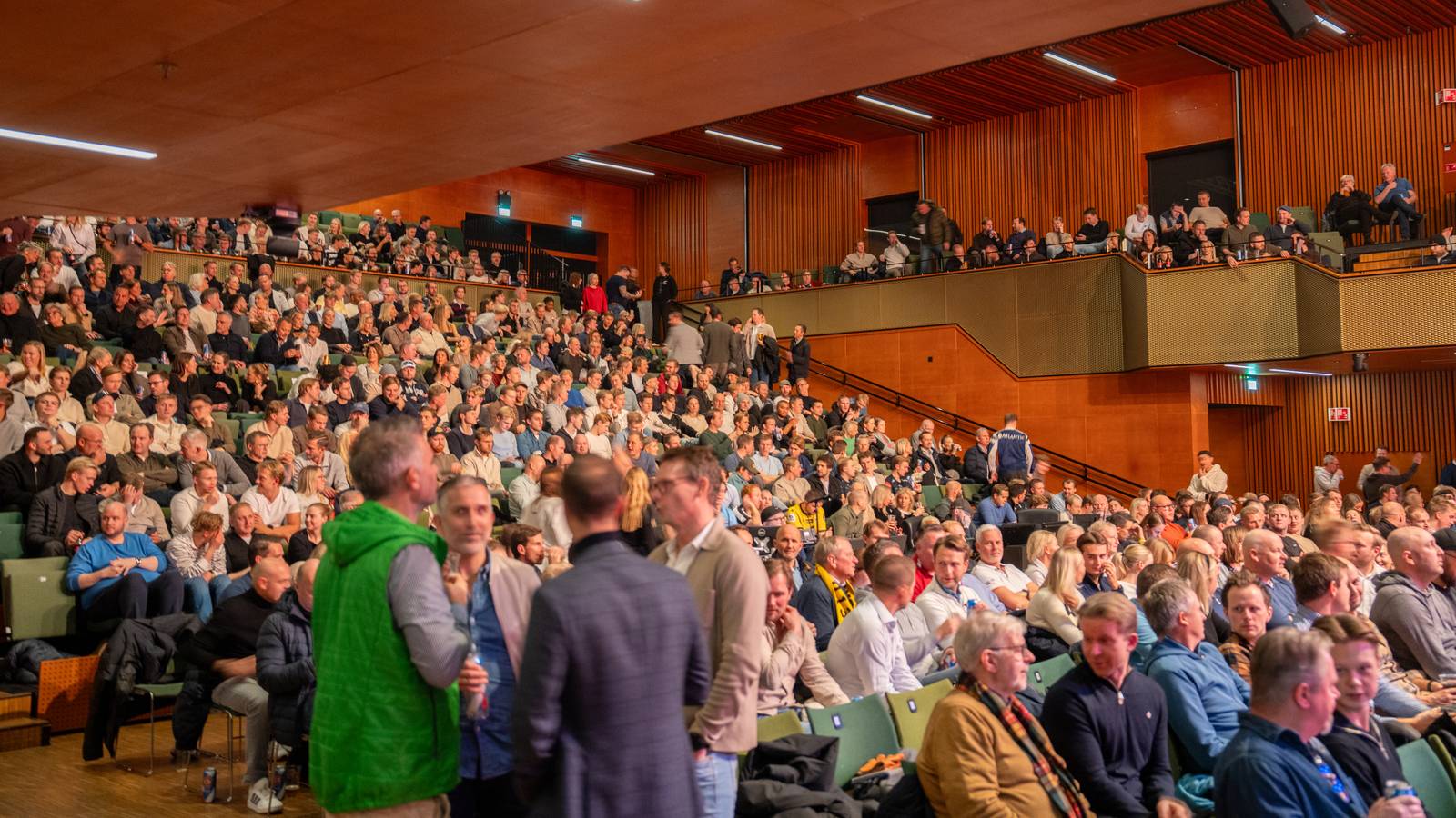 Her gifter Jesper Mathisen seg foran 1000 tilskuere på livepodkast ...